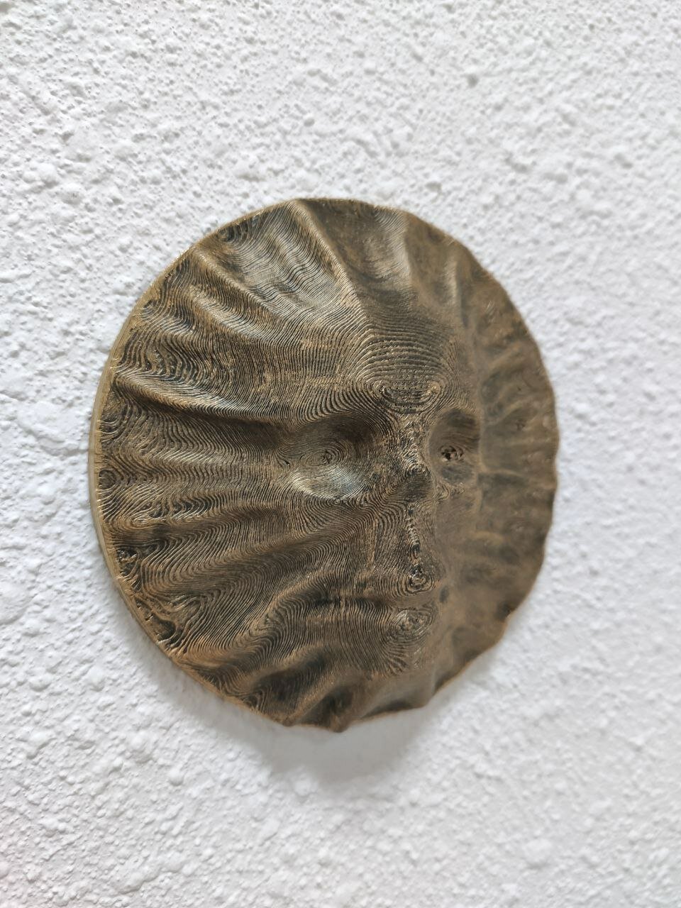 Статуэтка - Череп в стене круглый золотой №1