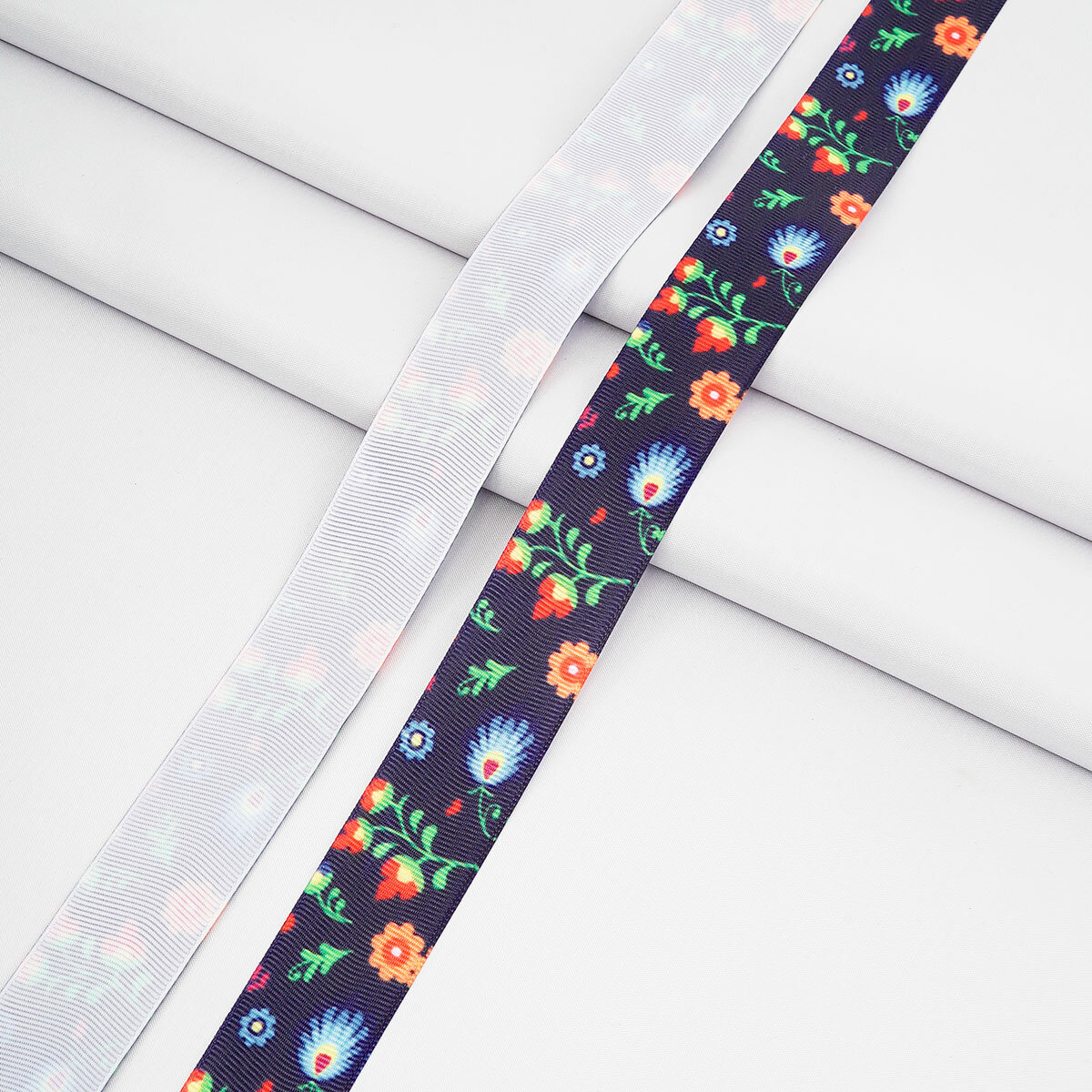 Лента декоративная, упаковочная, репсовая, 5 см х 22,5 м, разноцветная с узором 'Цветы'