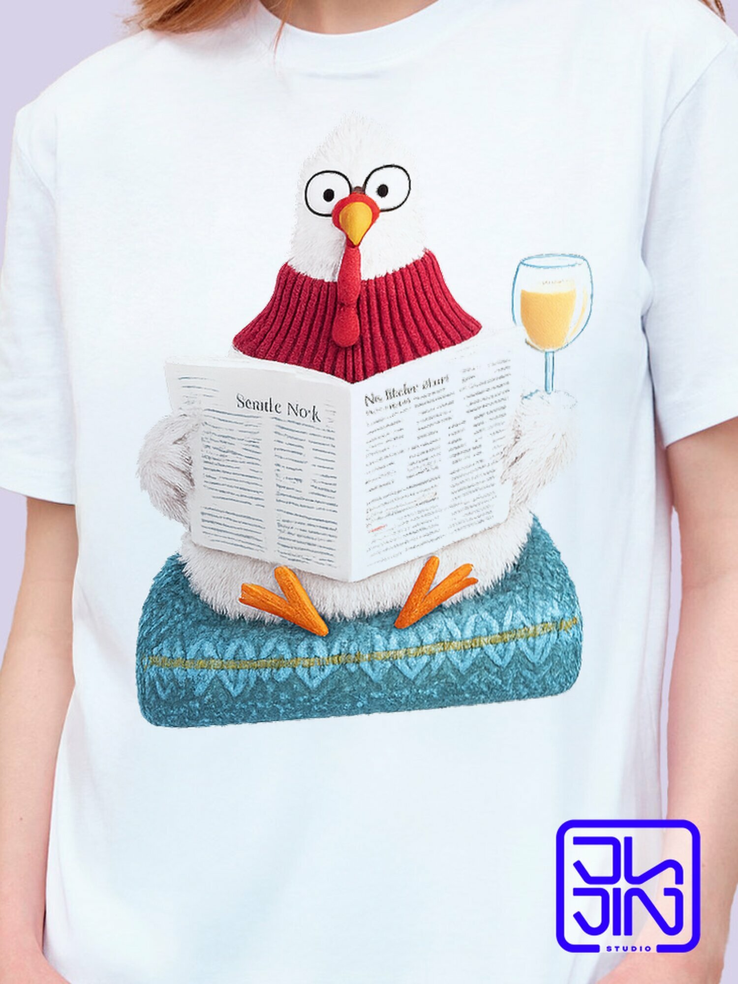 Футболка классическая женская с авторским принтом Веселая белая курица в очках с газетой на бирюзовой подушке, выразительная, белый хлопковый трикотаж с прикольным рисунком на груди