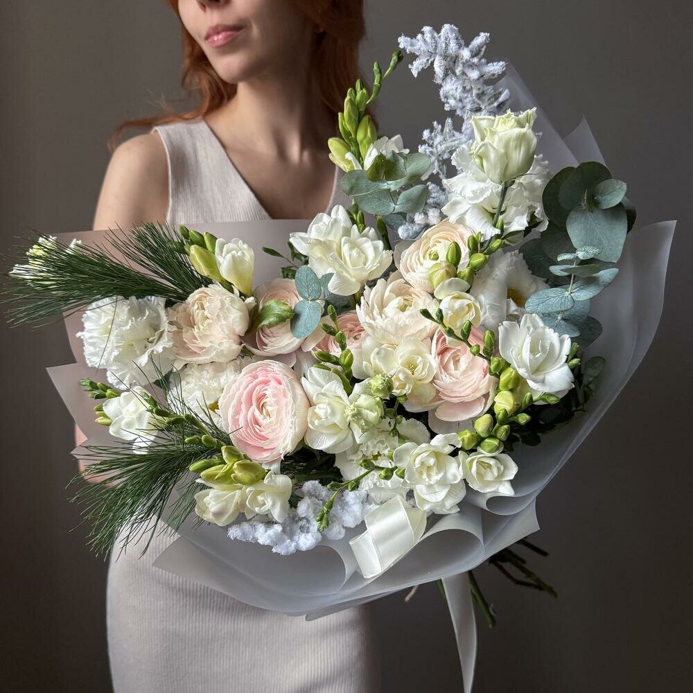 Очаровательный зимний букет с премиальными ранункулюсами, фрезией и заснеженными ветками. Veresk 347