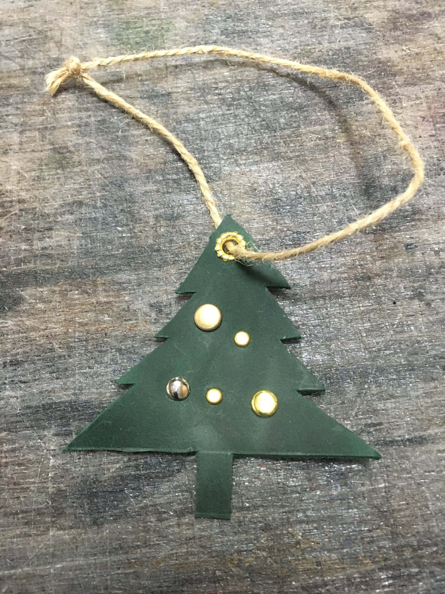 ИИ/Елочная игрушка «Елка» натуральная кожа Ручная работа Наша Мастерская .