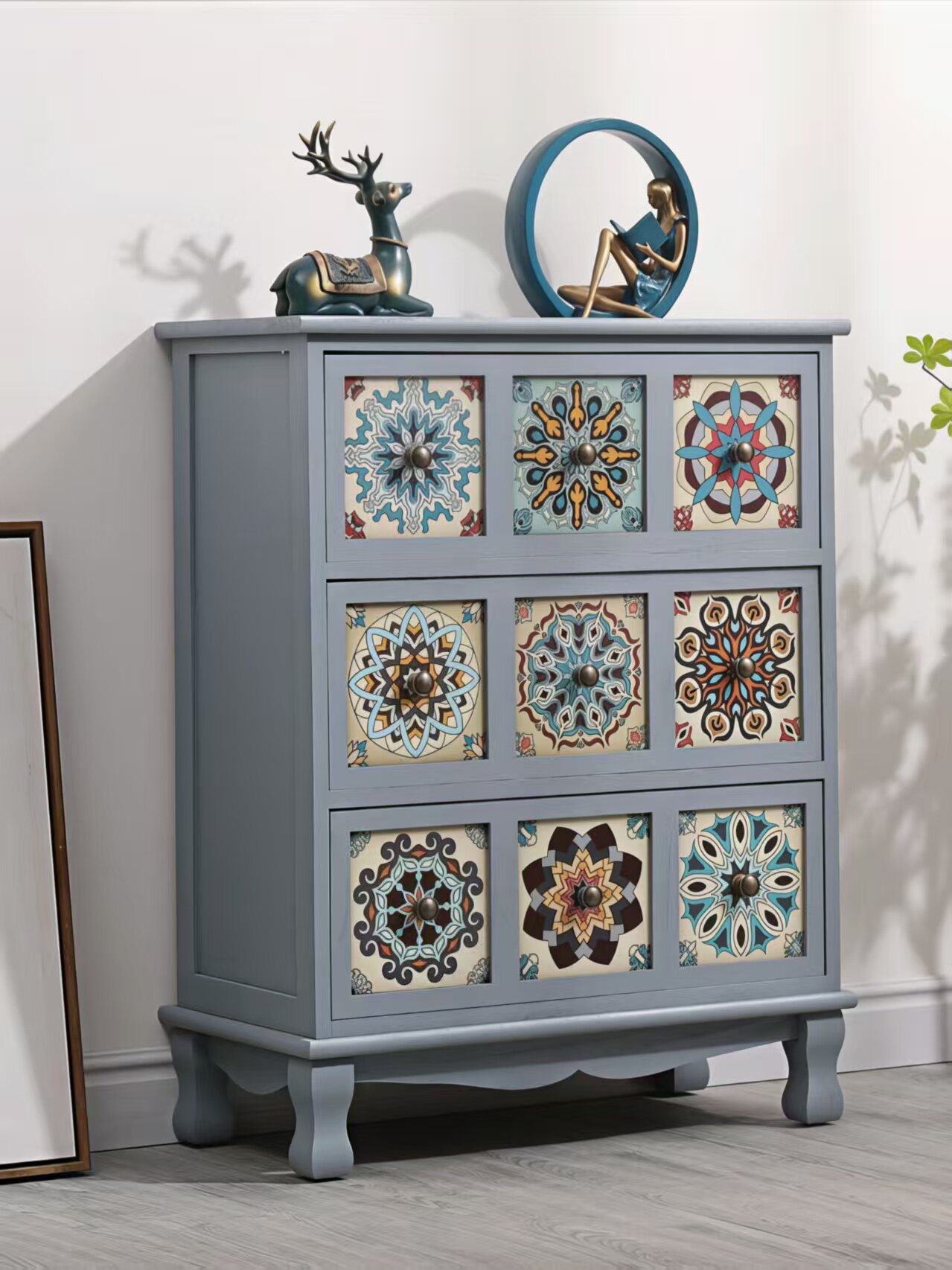 Запирающиеся шкафчики из массива дерева в европейском стиле в стиле ретро, окрашенные балконные запирающиеся шкафчики