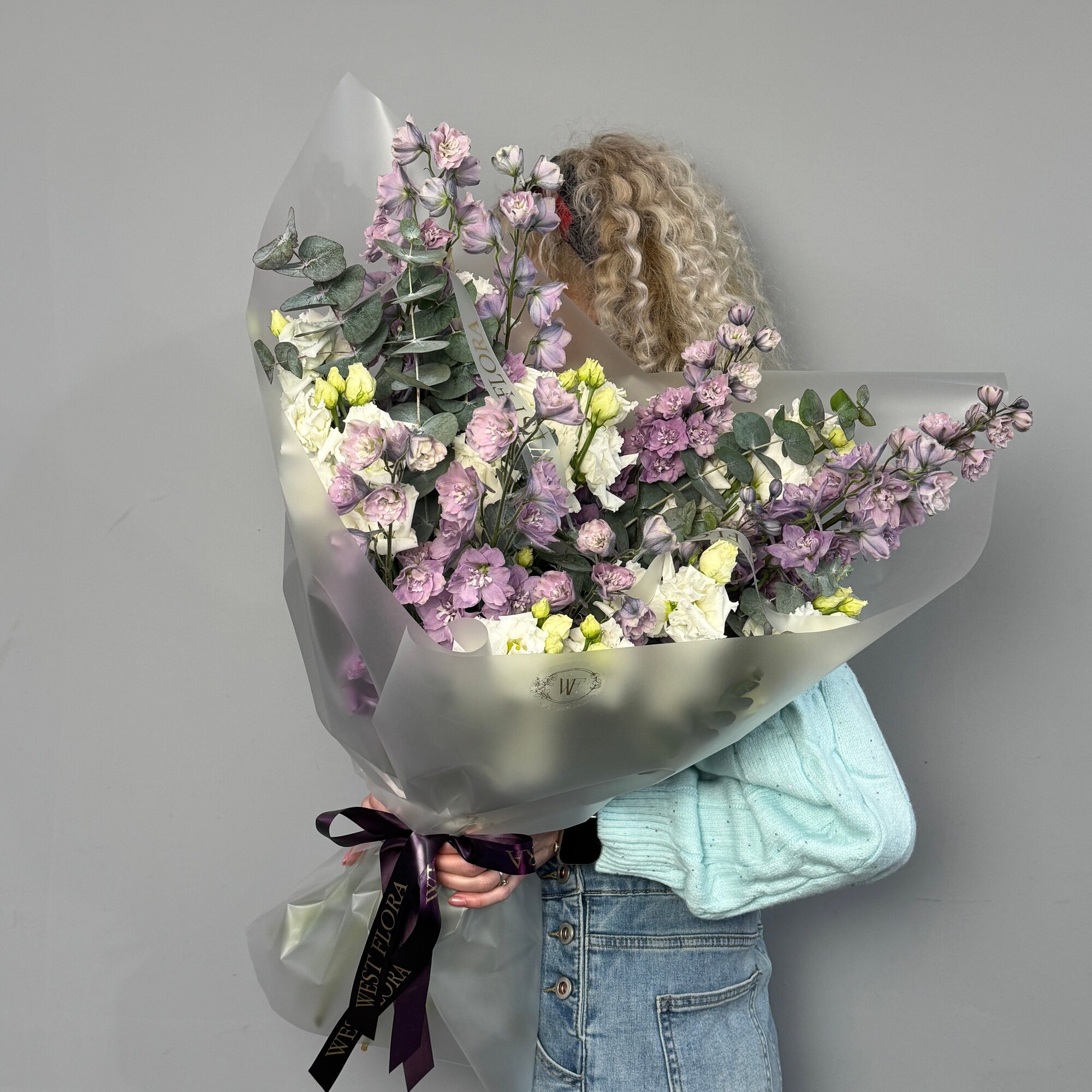 WEST FLORA Шёпот Луга: букет из эустомы и дельфиниума – купить с доставкой