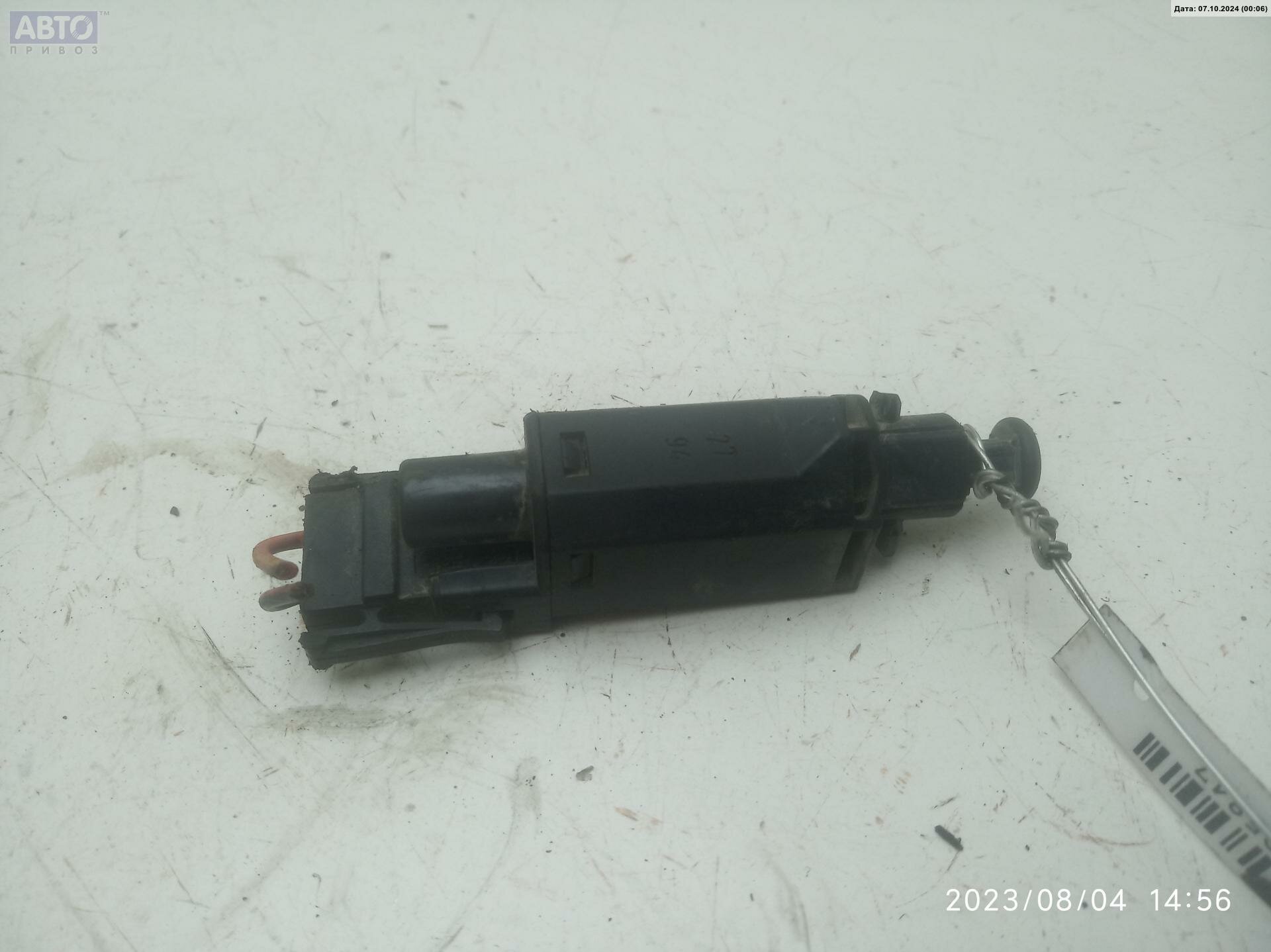 Датчик (включатель) стоп-сигнала Volkswagen Transporter T4