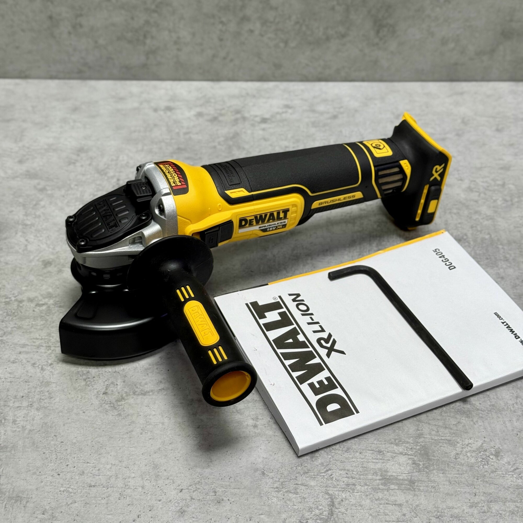 Шлифмашина угловая аккумуляторная DeWALT DCG405