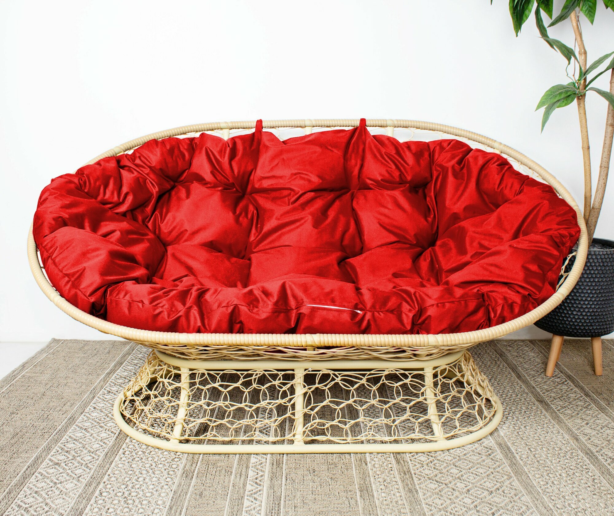 Диван мамасан с ротангом бежевый, красная подушка