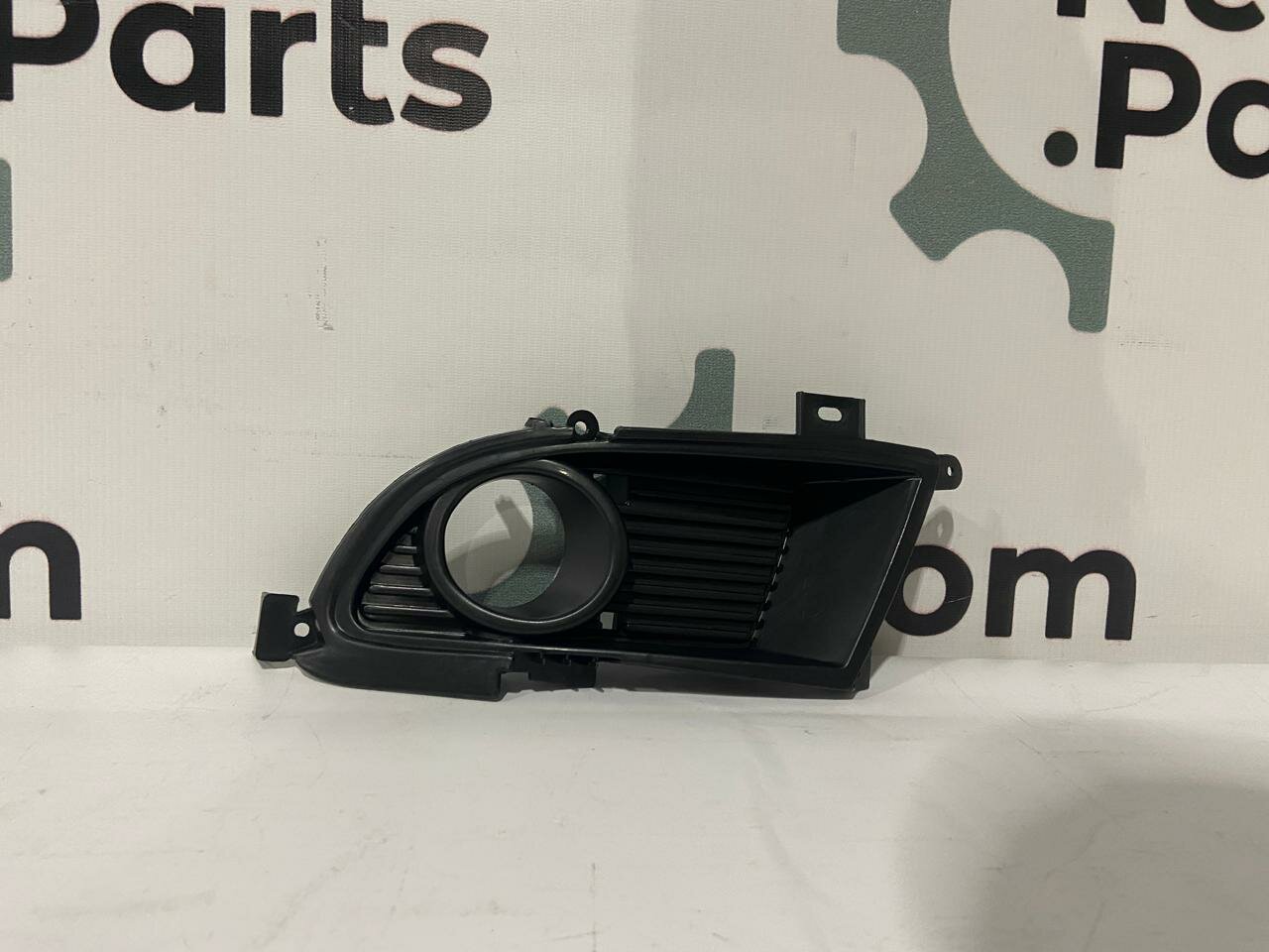 Накладка (оправа) птф левой Mitsubishi Lancer 9 03-10