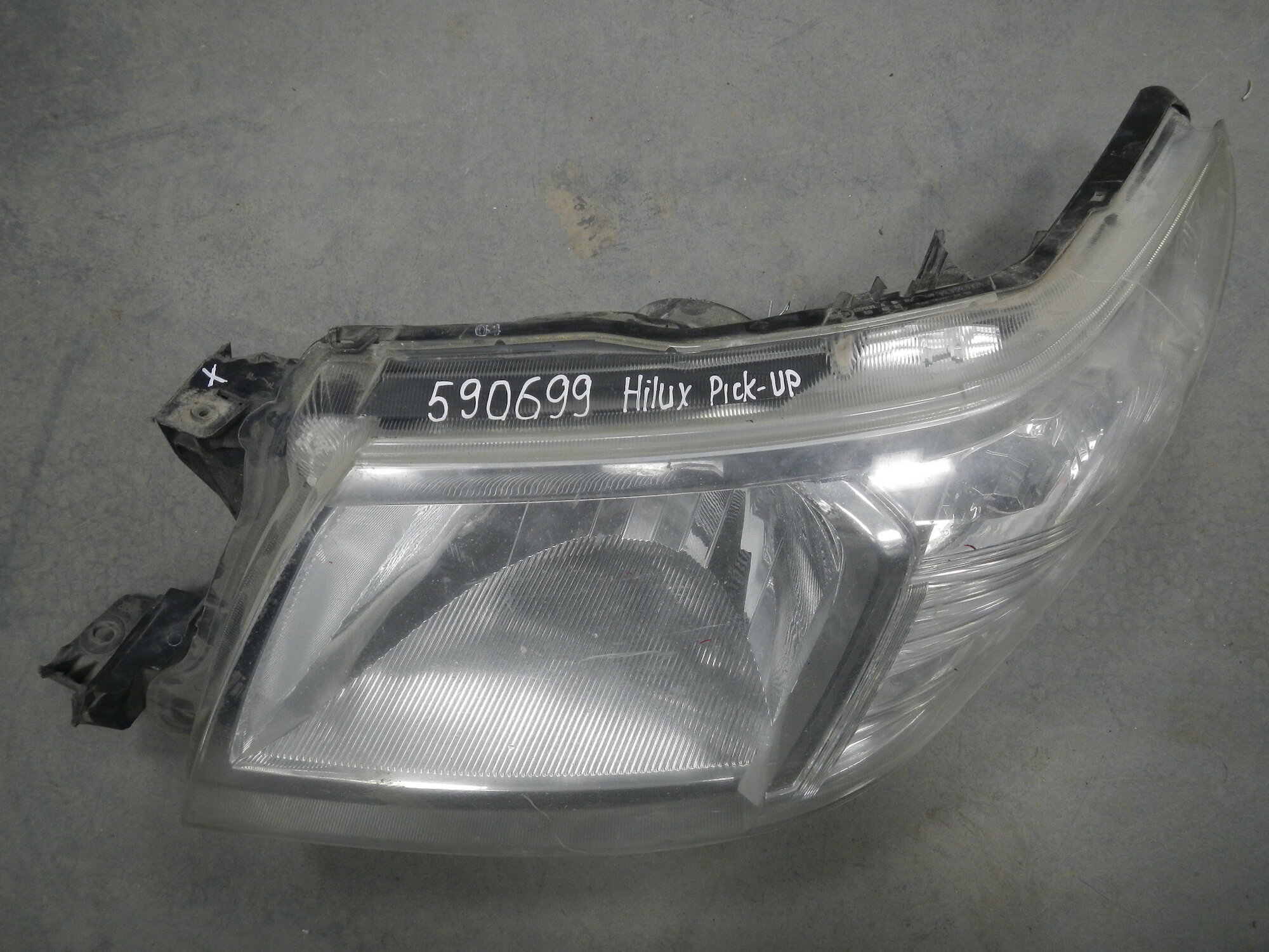 Б/У Фара левая, Toyota (Тойота)-HILUX PICK-UP (05-15) TOYOTA HILUX PICK-UP (05-15) 08- Царапины, сломано 3 крепления. 590...