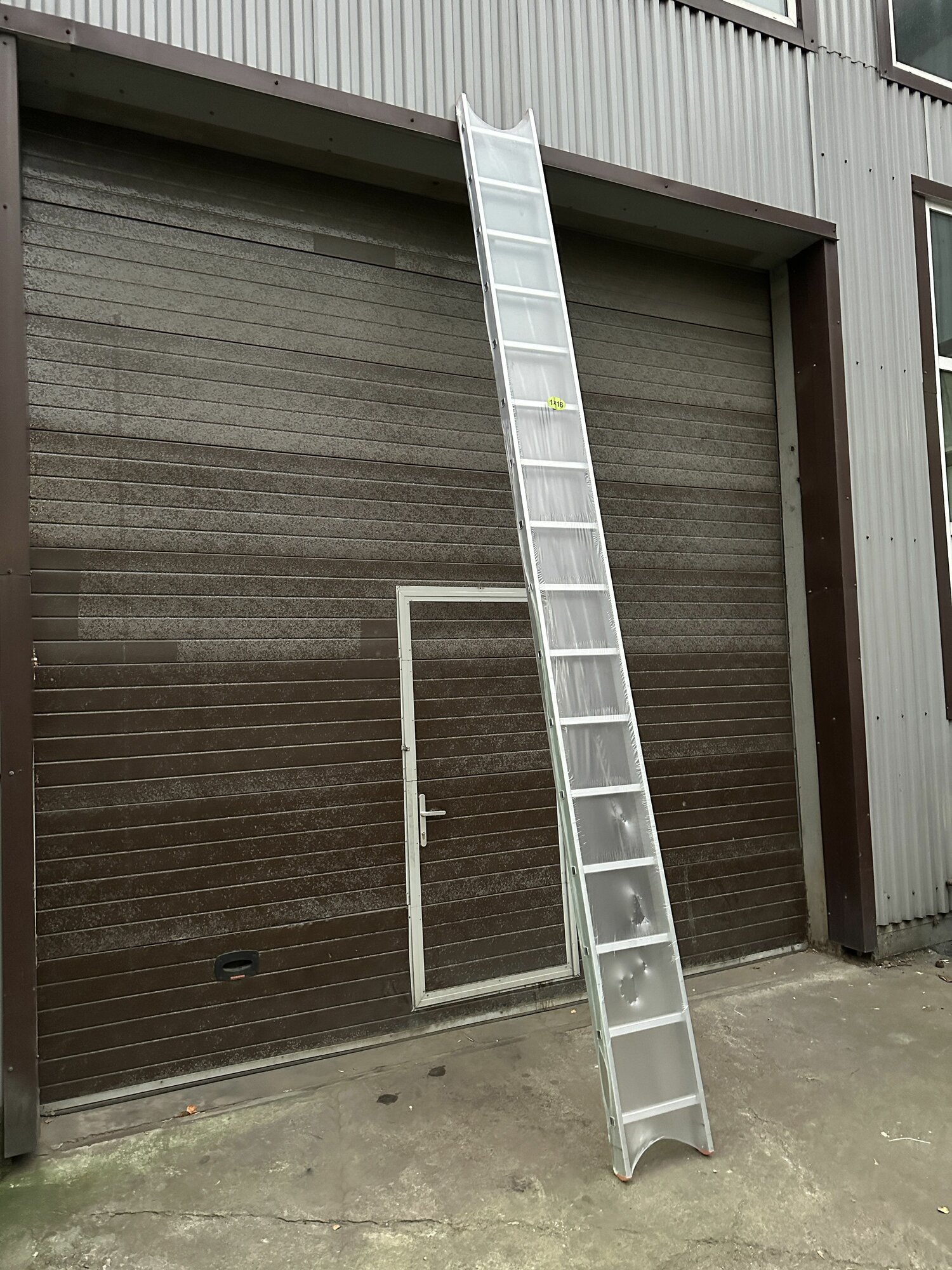 Алюминиевая приставная лестница Sarayli 1х16 (4,38м) 16 ступ.