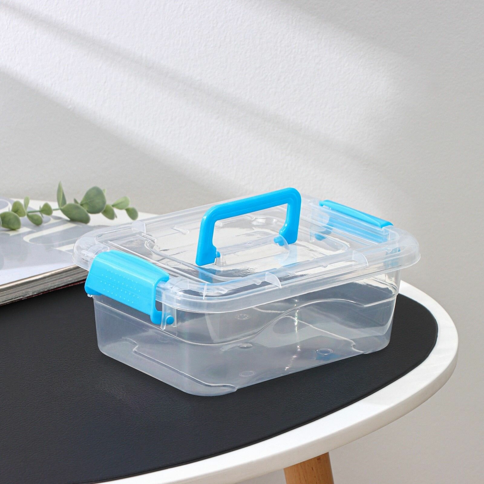 Контейнер для хранения, крышка с ручкой на защёлке, 1,4 л, 20 15 7,5 см, прозрачный корпус, голубая ручка