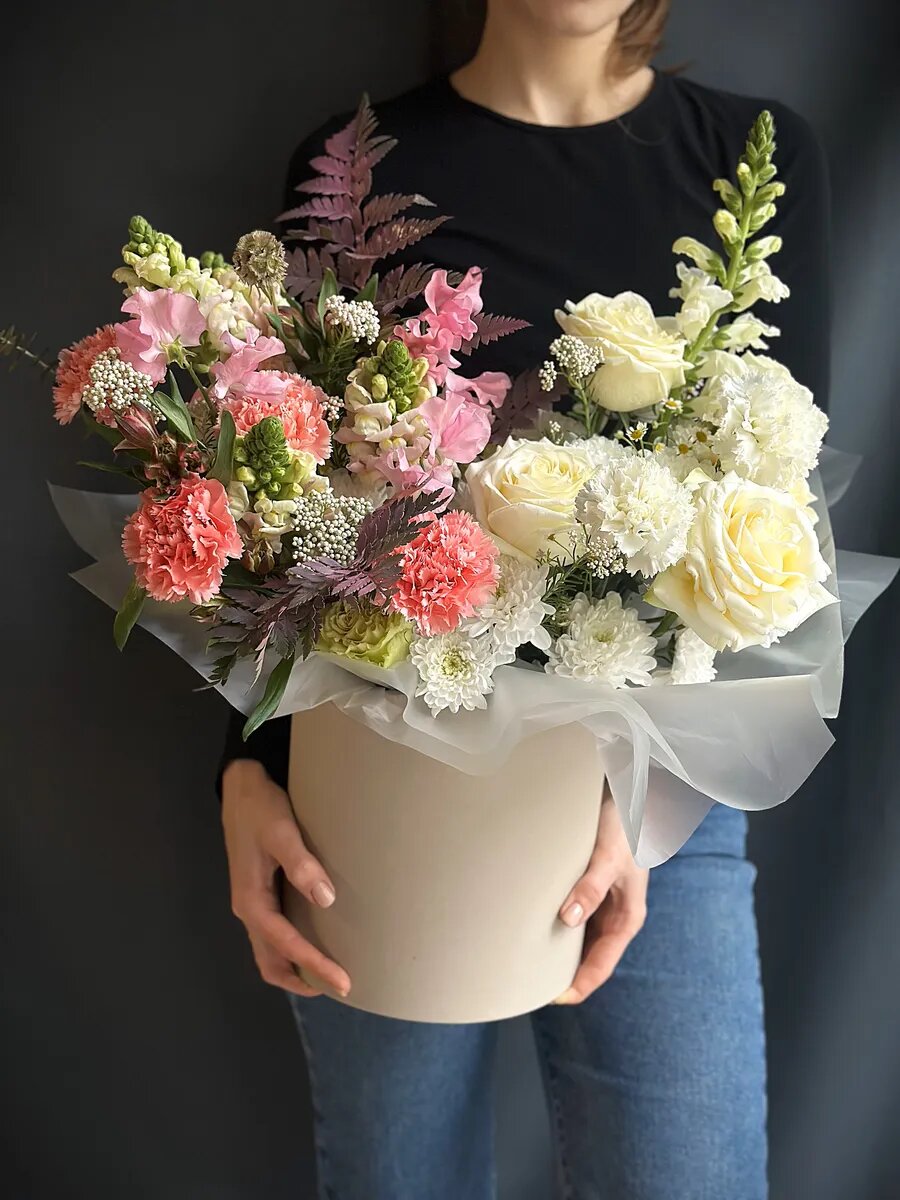 Композиция в шляпной коробке "Она будет в восторге" с пионовидными розами