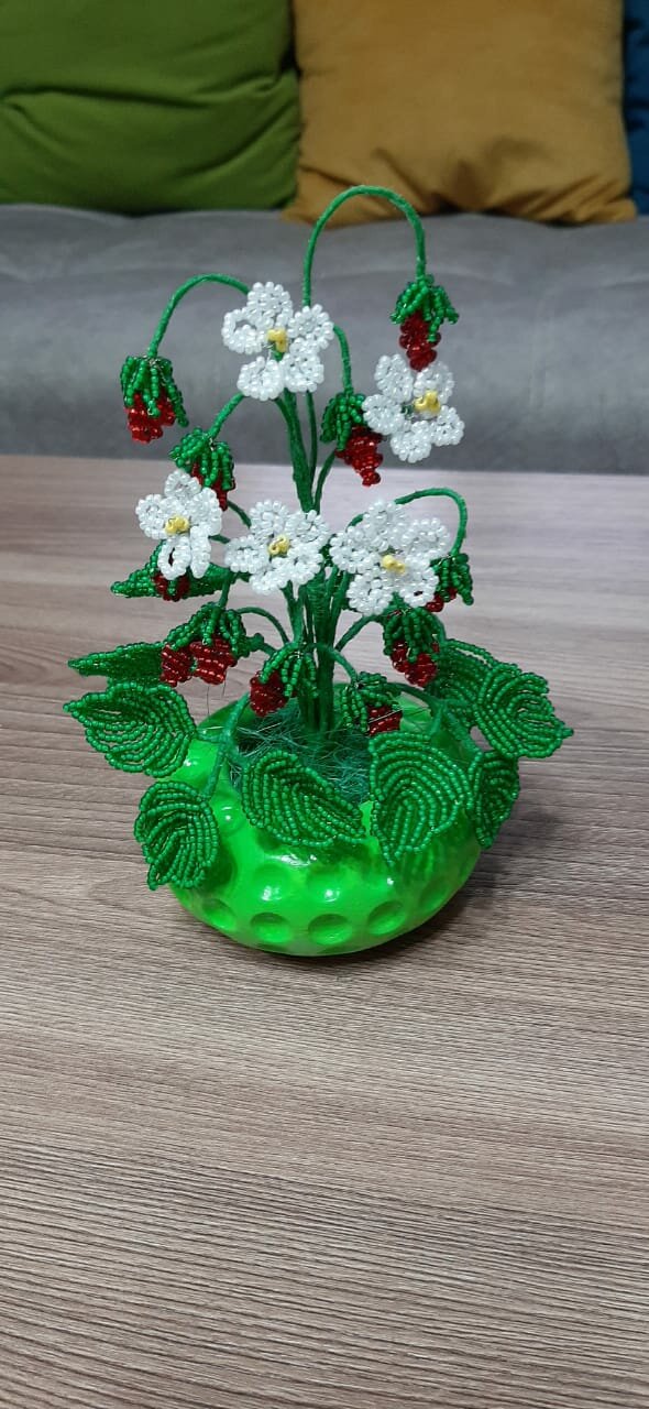 Земляничка из бисера 16см