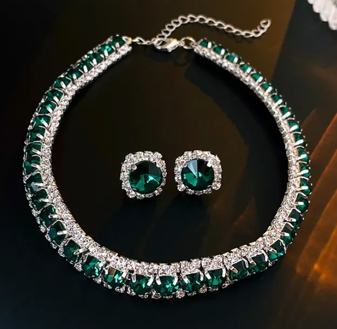 Комплект бижутерии: серьги, колье, горный хрусталь