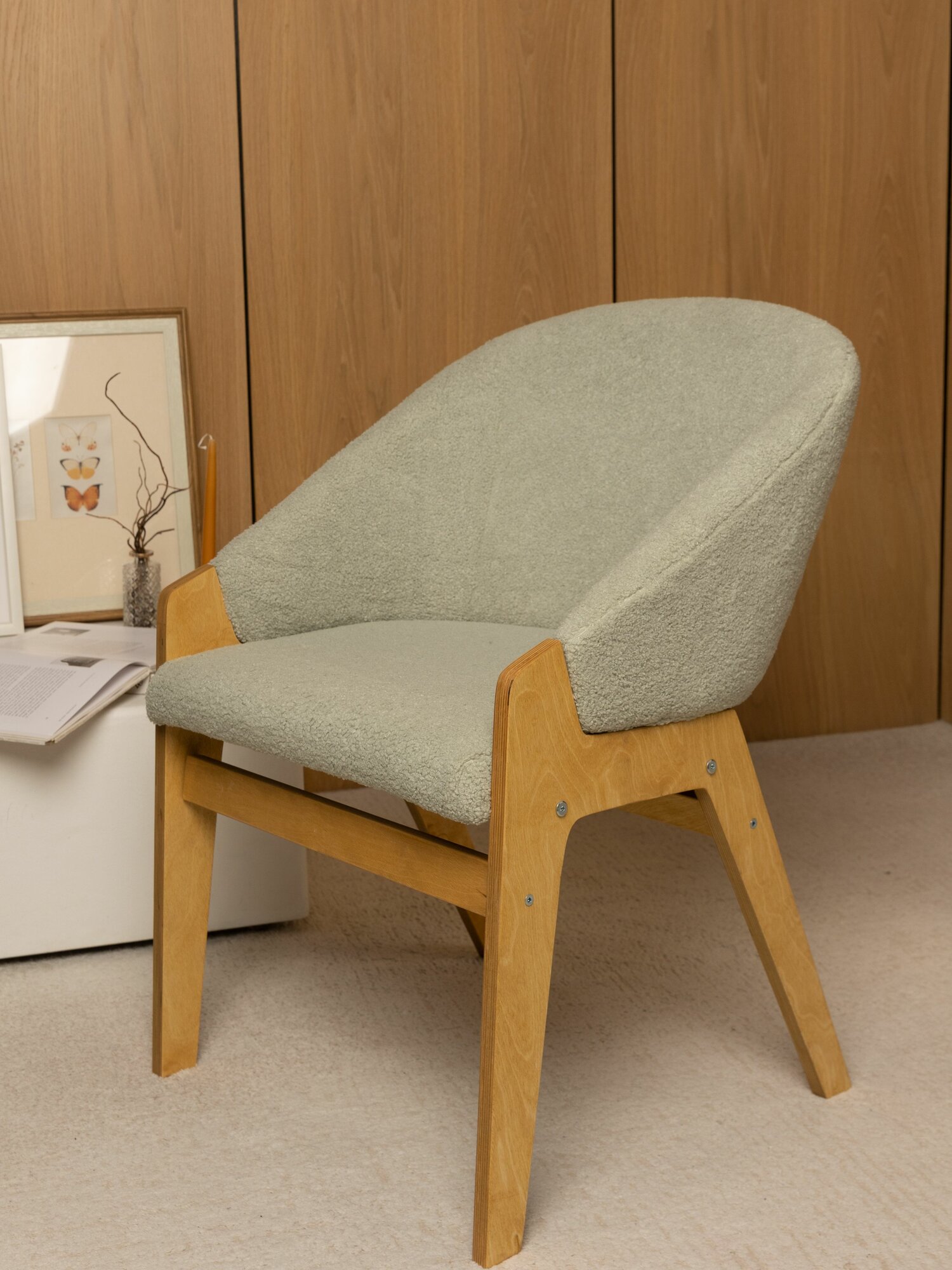 Кресло мягкое в гостиную LOTOS на деревянных ножках