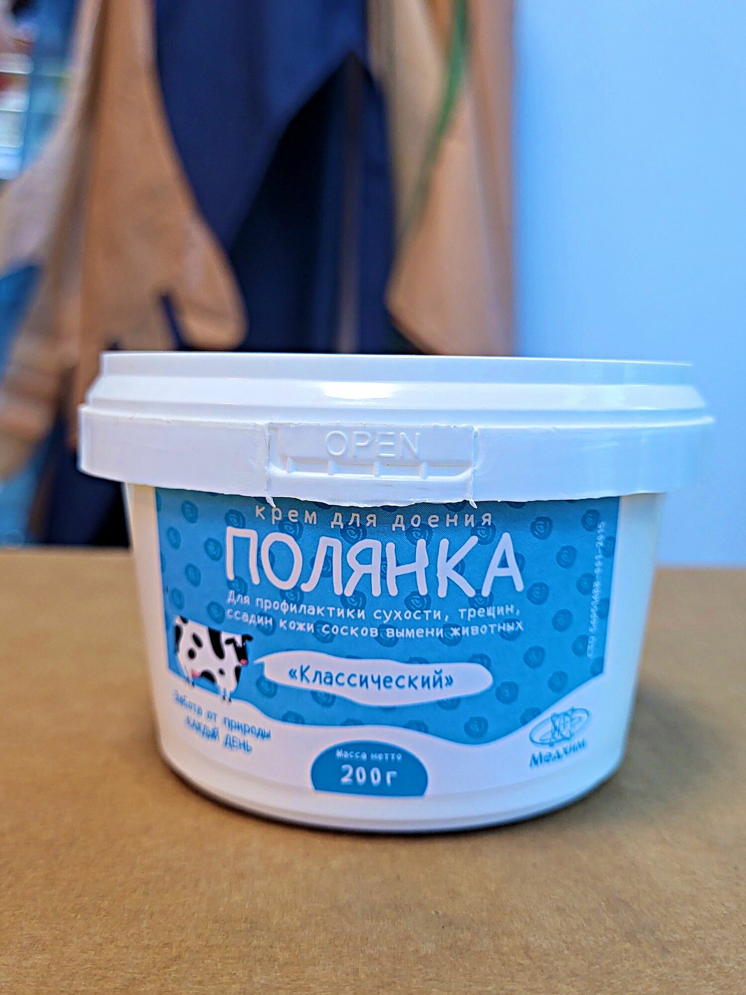 200 гр. Крем для доения Полянка белого цвета, без запаха, мазеобразной консистенции.
