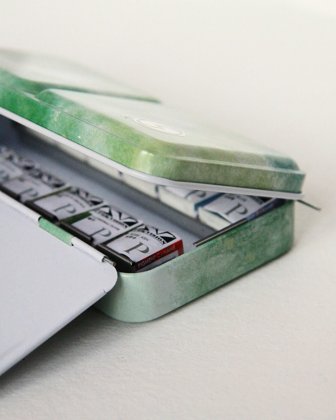 Набор акварели Super Vision с грануляцией "Layered" 12 цв в кюветах в металлической коробке