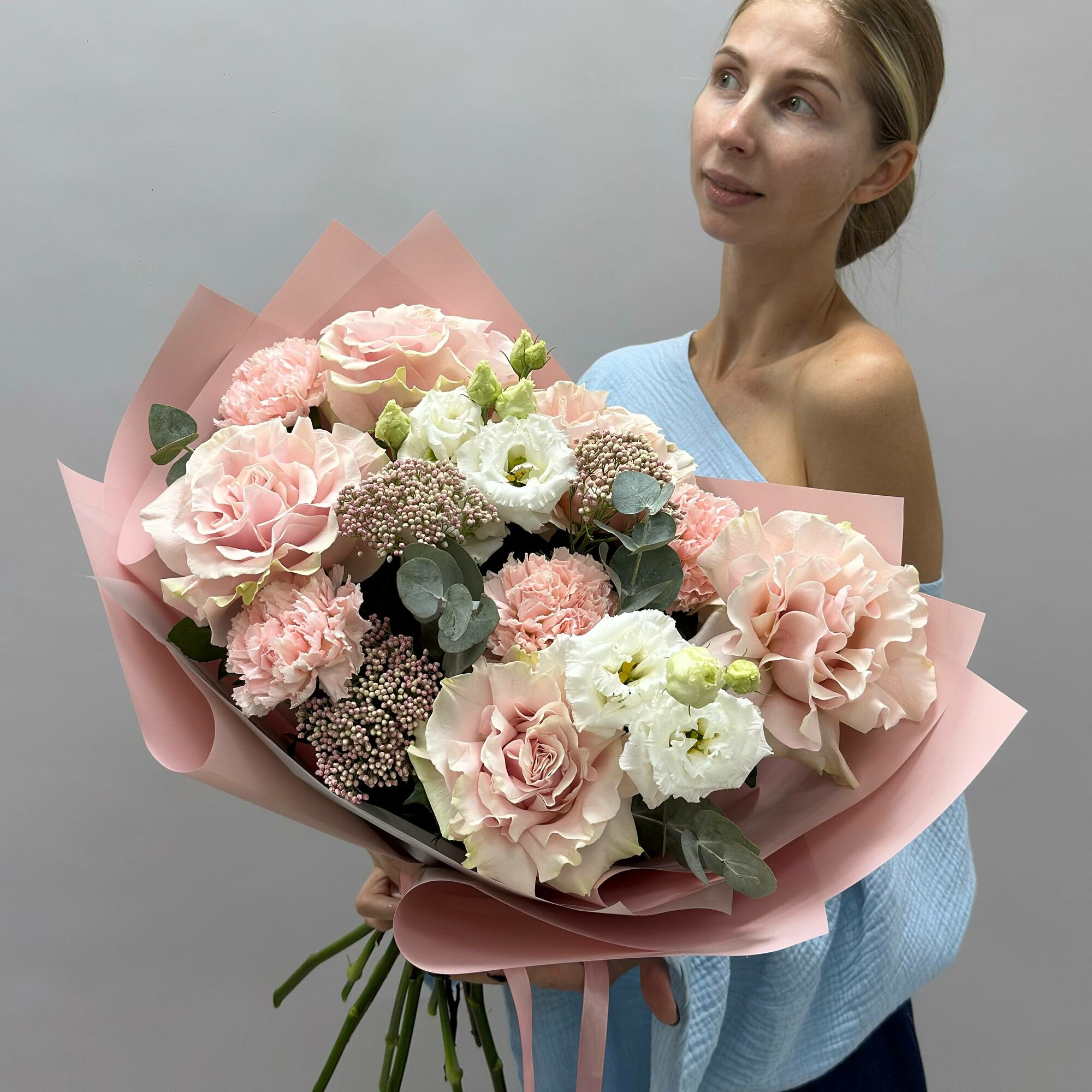 Нежный букет с французской розой, эустомой, гвоздикой, 50 см