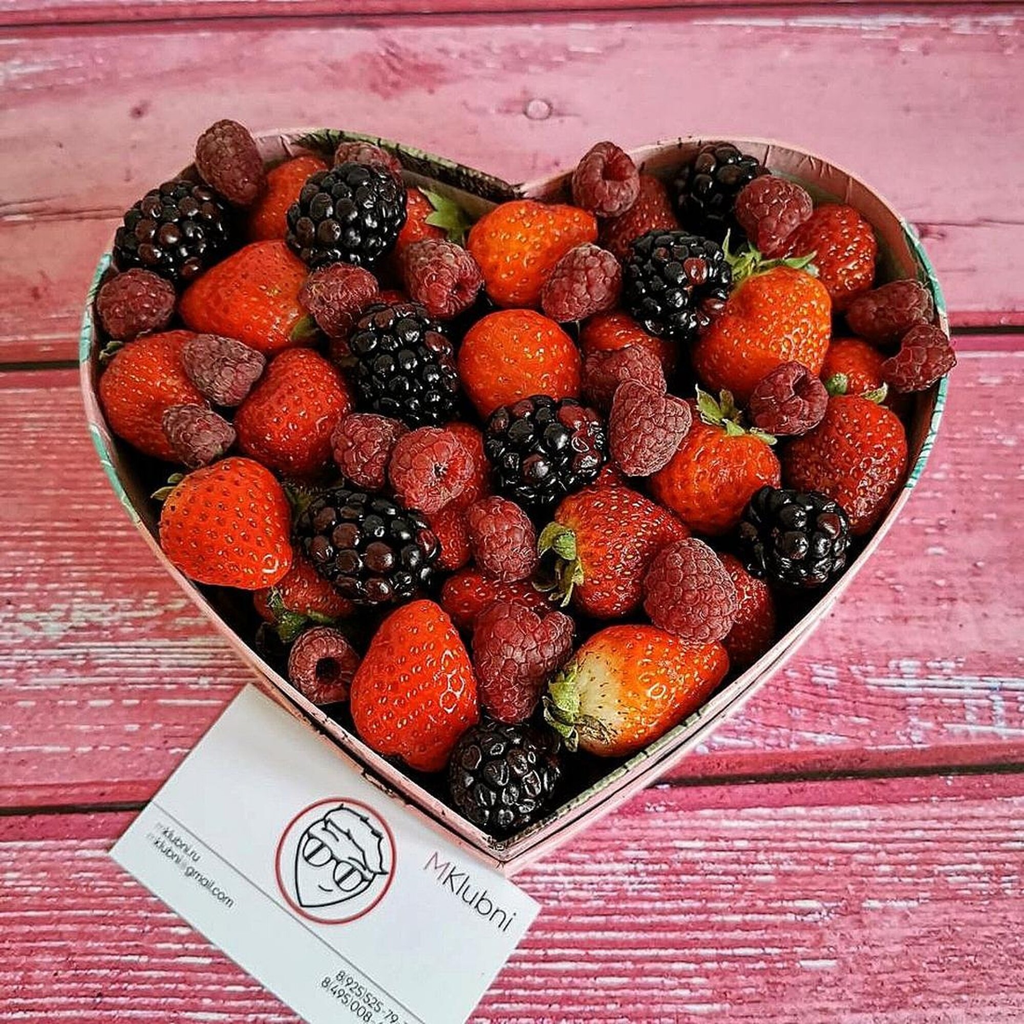 Ягодный микс Mklubni клубника/малина/ежевика, в коробке в форме сердца