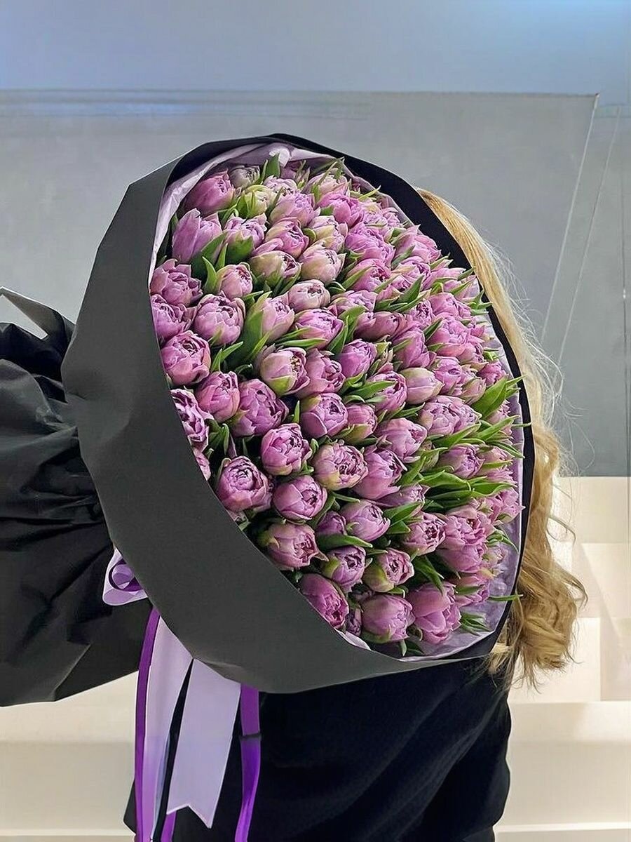 Букет из 101 сиреневого пионовидного тюльпана сорта Дабл Прайс