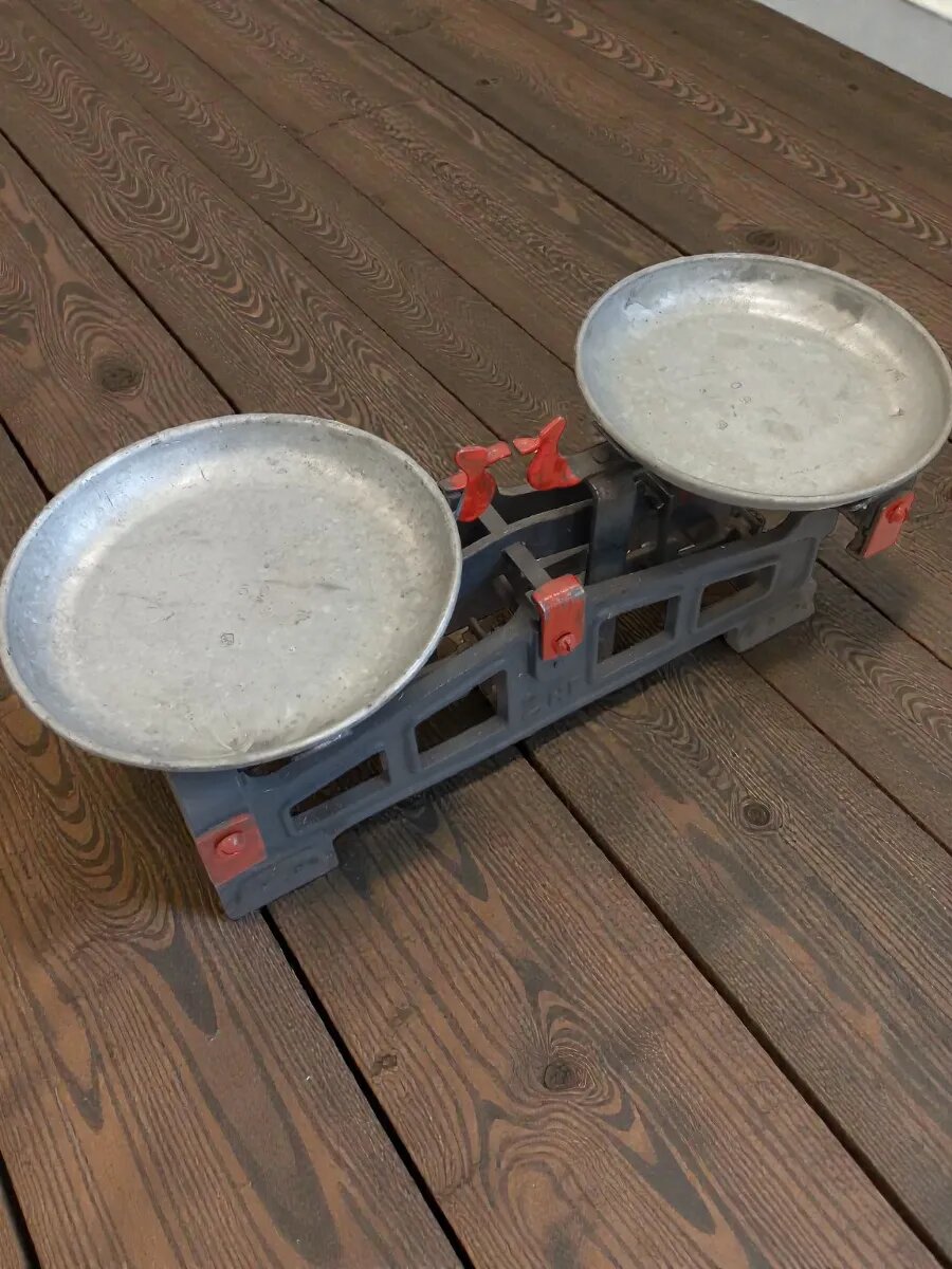 Равноплечие рычажные весы с двумя чашами