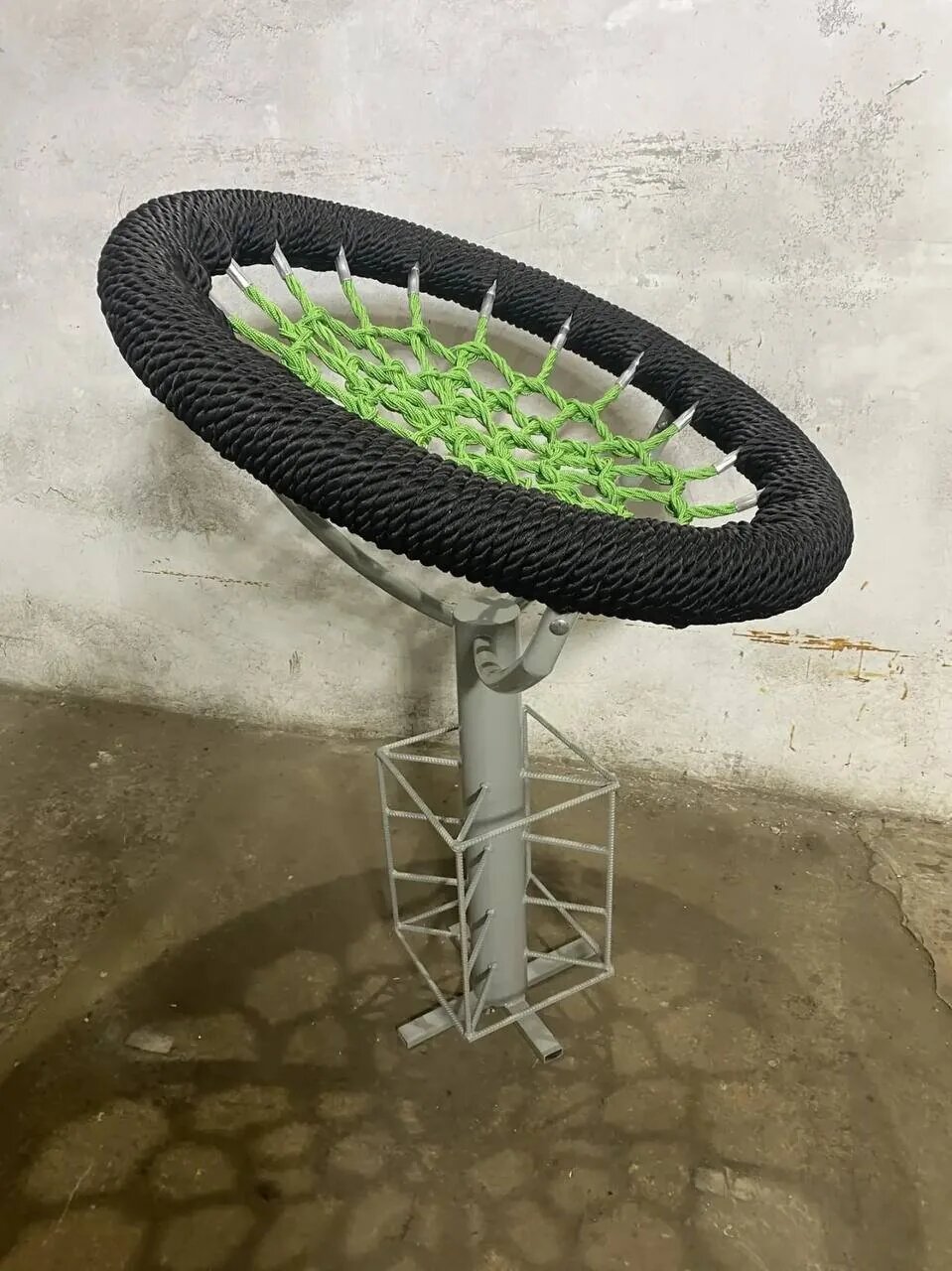 Антивандальные качели гнездо 100 см на опоре