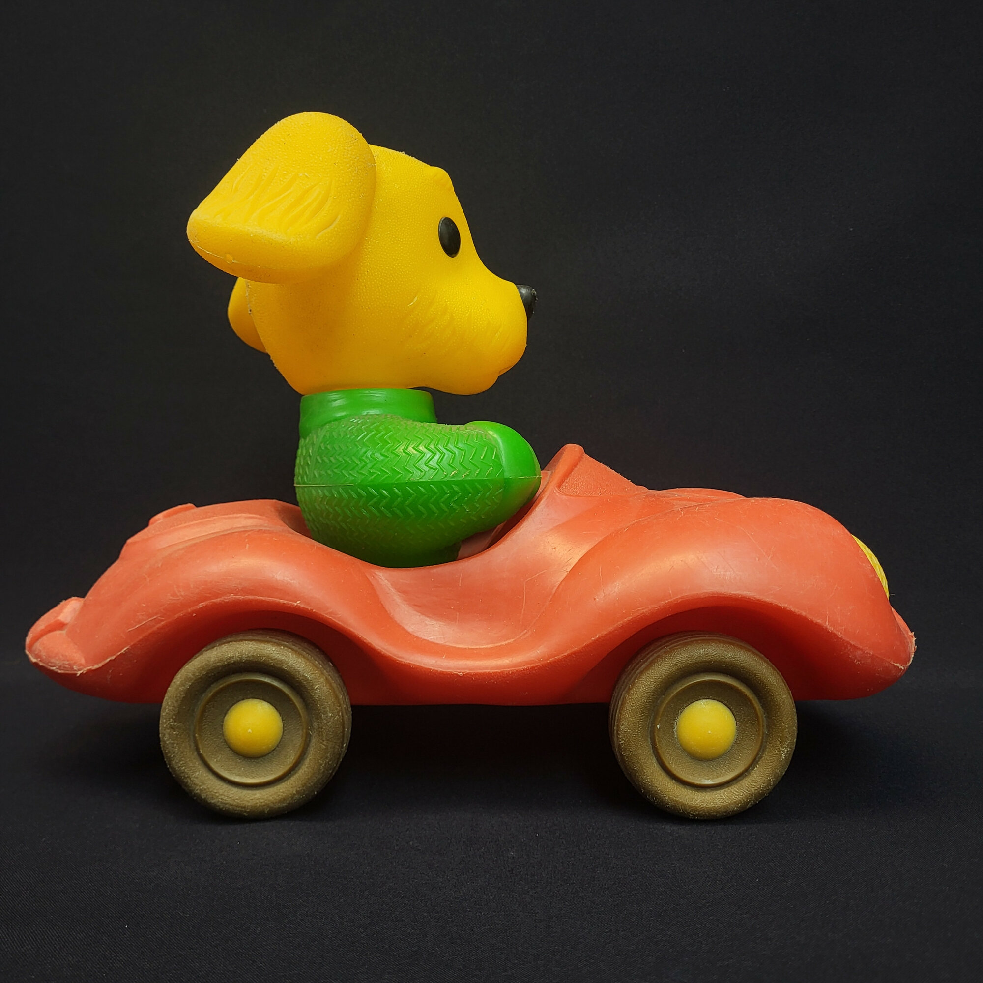 Винтажная игрушка СССР. Пластмассовая машинка с собачкой, детская каталка на колесах
