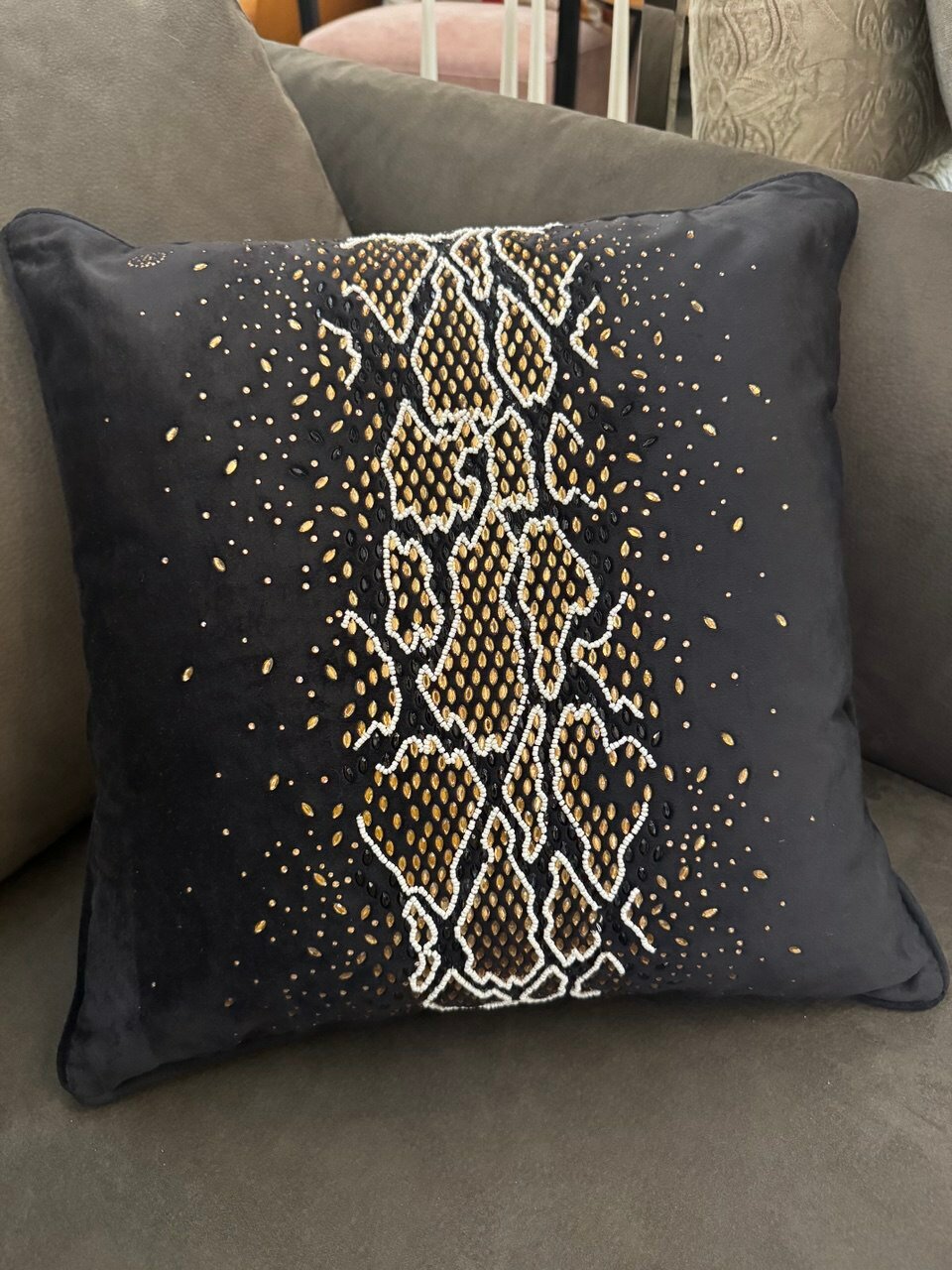 Подушка со стразами "Питон" черный 45*45 70SW-38076
