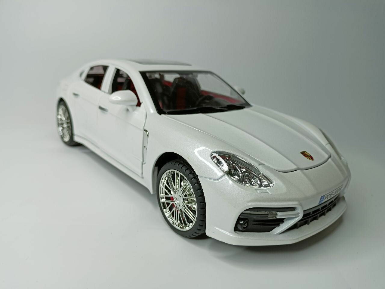 Машинка металлическая модель Porsche Panamera/Порше Панамера /масштаб 1/18 1-3