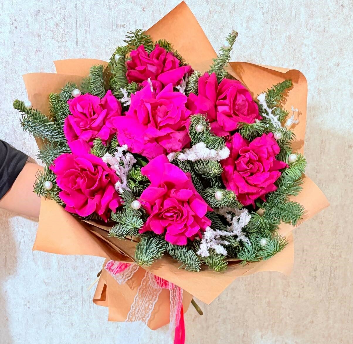 Зимний букет из живого нобилиса с французскими розами Pink Floyd