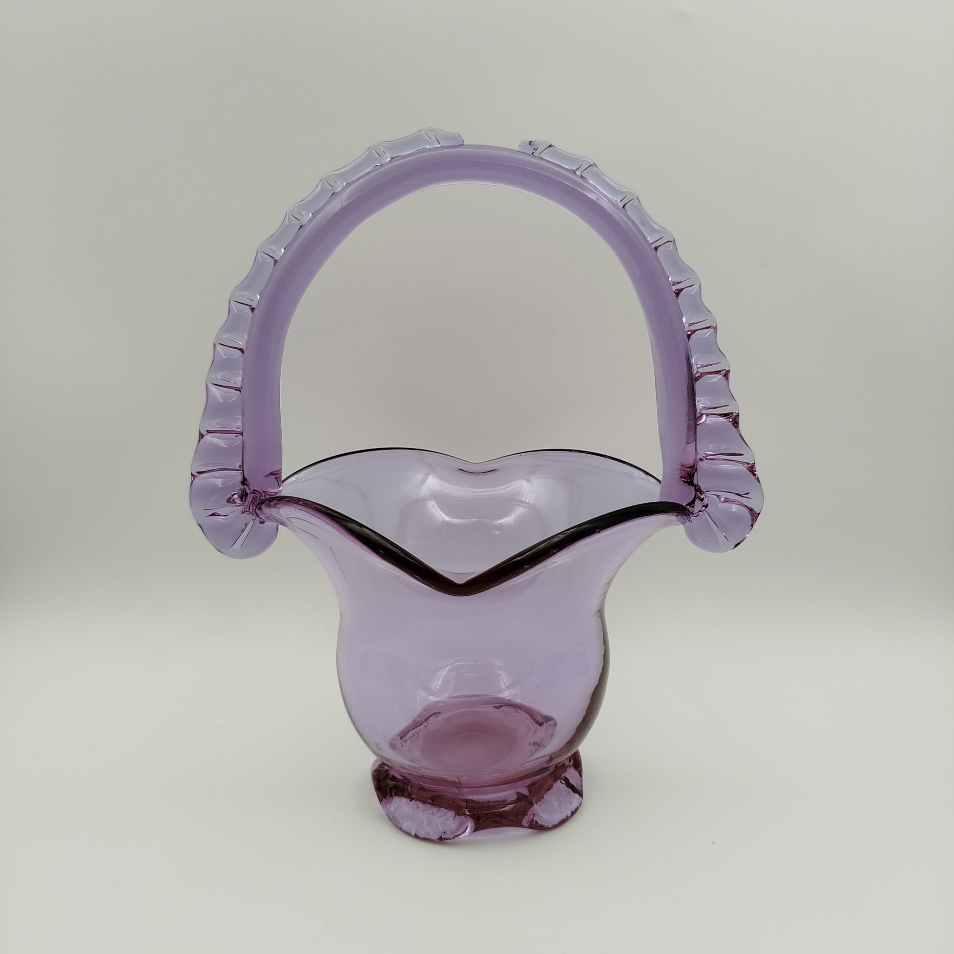 Конфетница в виде корзинки с волнистым бортом и рельефной ручкой, стекло