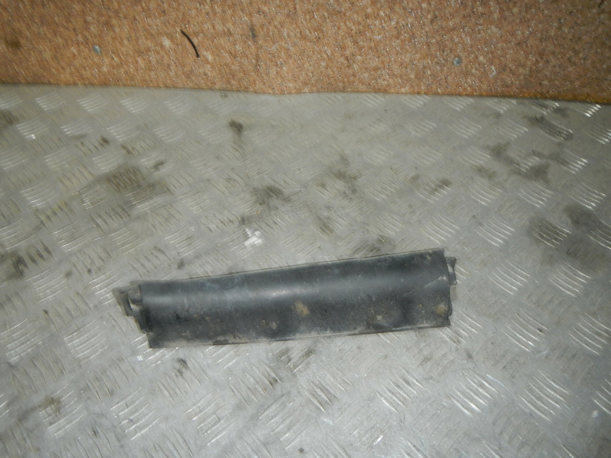 Б/У Воздуховод, Volkswagen (Фольксваген)-CADDY (11-) VOLKSWAGEN CADDY (11-) Воздуховод радиатора верхний. Сломано 2 крепл...