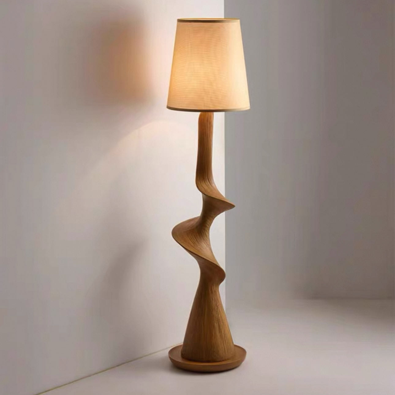 Интерьерный торшер на фигурной деревянной основе Cattiva