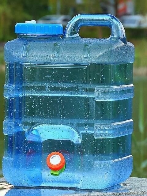 20-литровый походный резервуар для воды обладает большой емкостью и прост в использовании, подходит для пеших прогулок и рыбалки.