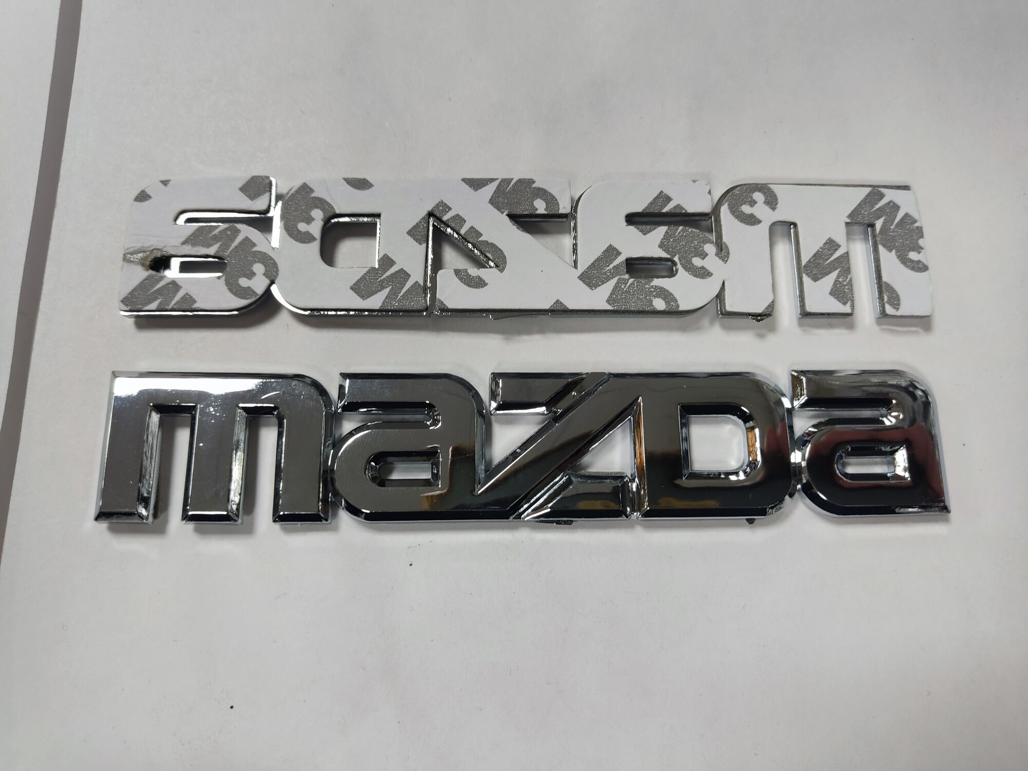 Шильдик Mazda 14 см, углепластик, хром, самоклеящийся, серебристый