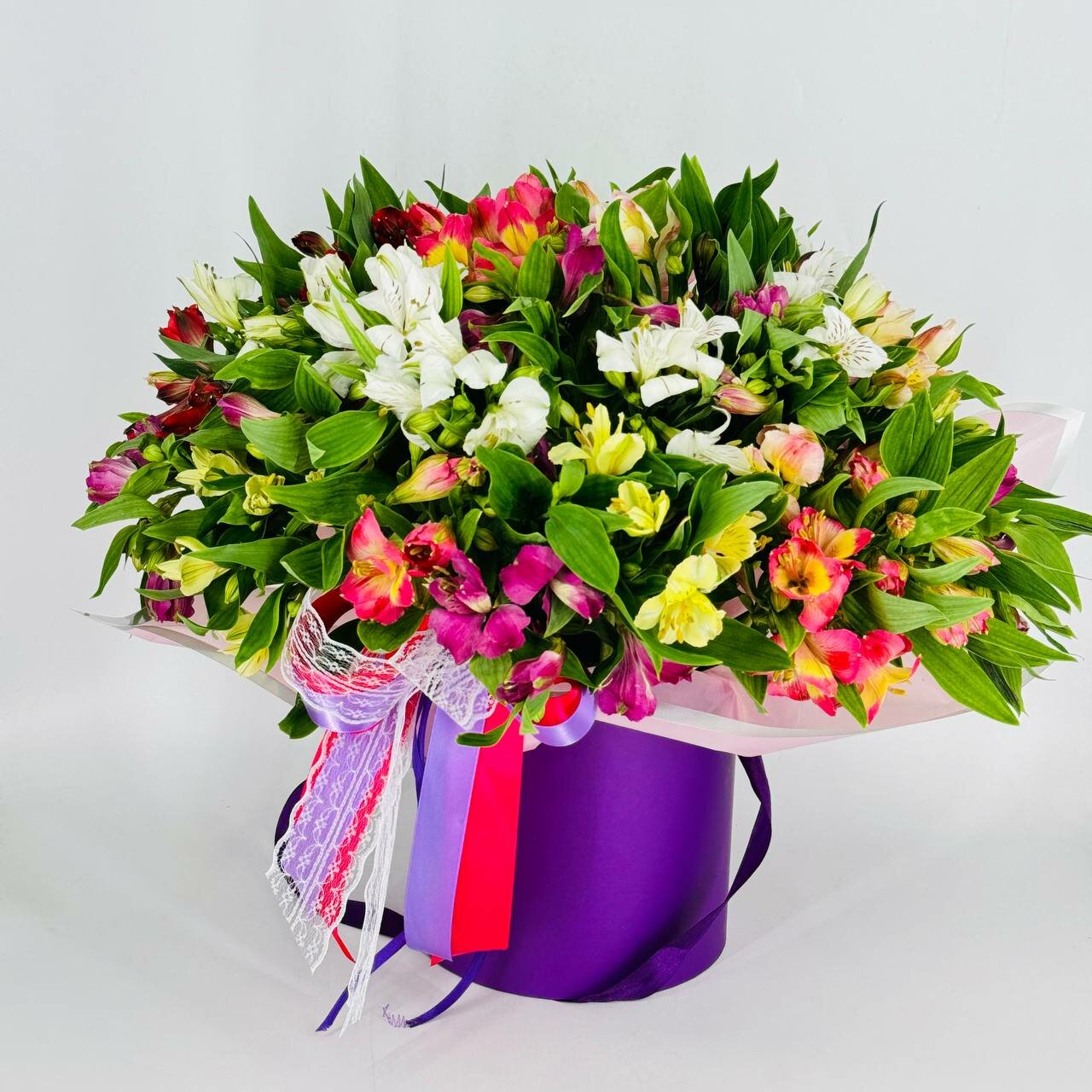 Большой букет из 45 альстромерий в шляпной коробке