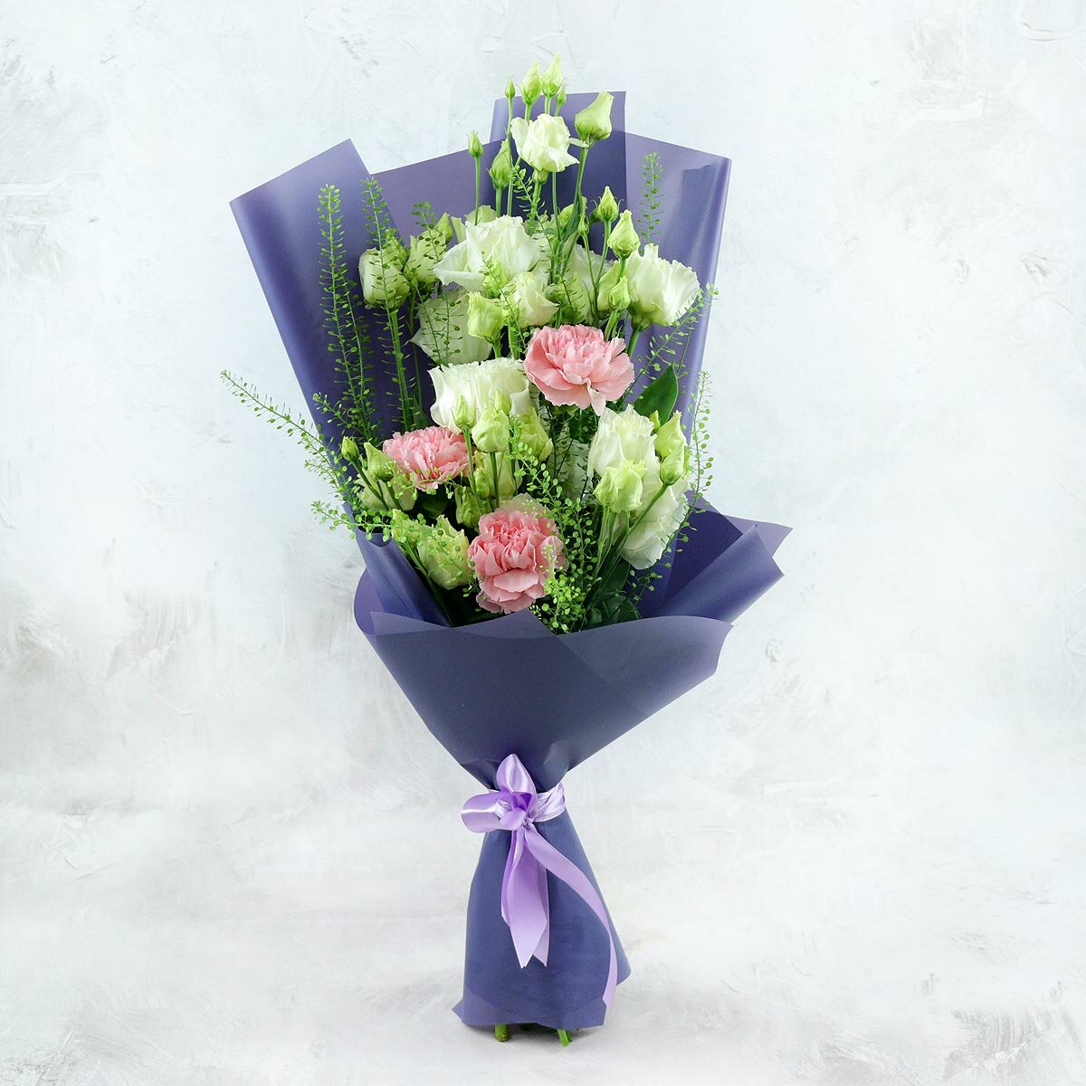 Букет Букет Маркет "Гвоздики и лизиантусы", оберточная бумага, высота 60см