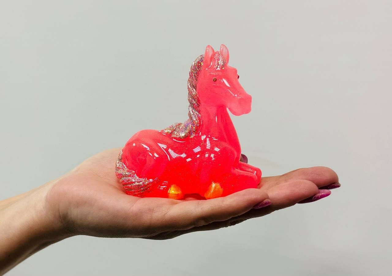 Статуэтка лошади из эпоксидной смолы символ силы и успеха в наступающем году. Ручная работа