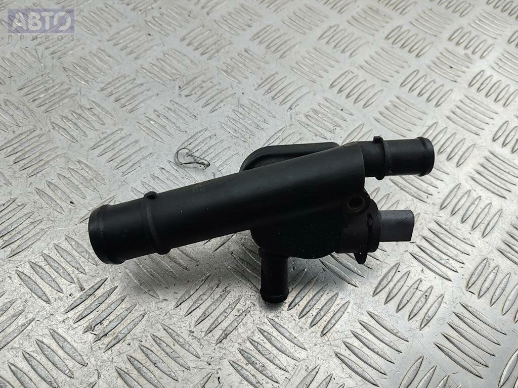 Фланец (тройник) системы охлаждения Volkswagen Caddy (2004-2010)