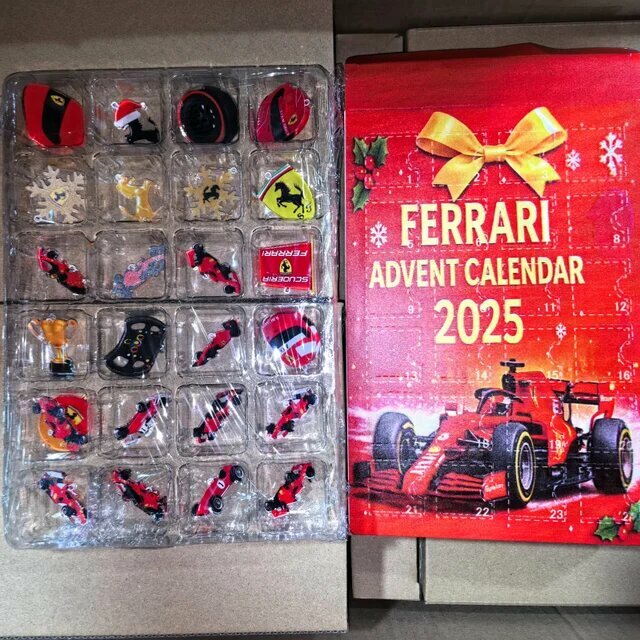 Рождественский адвент-календарь 2025 года — 24-дневный сюрприз-бокс на тему Формулы-1, содержащий игрушки и украшения в виде гоночных автомобилей Формулы-1, акриловые рождественские елочные украшения — идеальный подарок для поклонников автогонок.