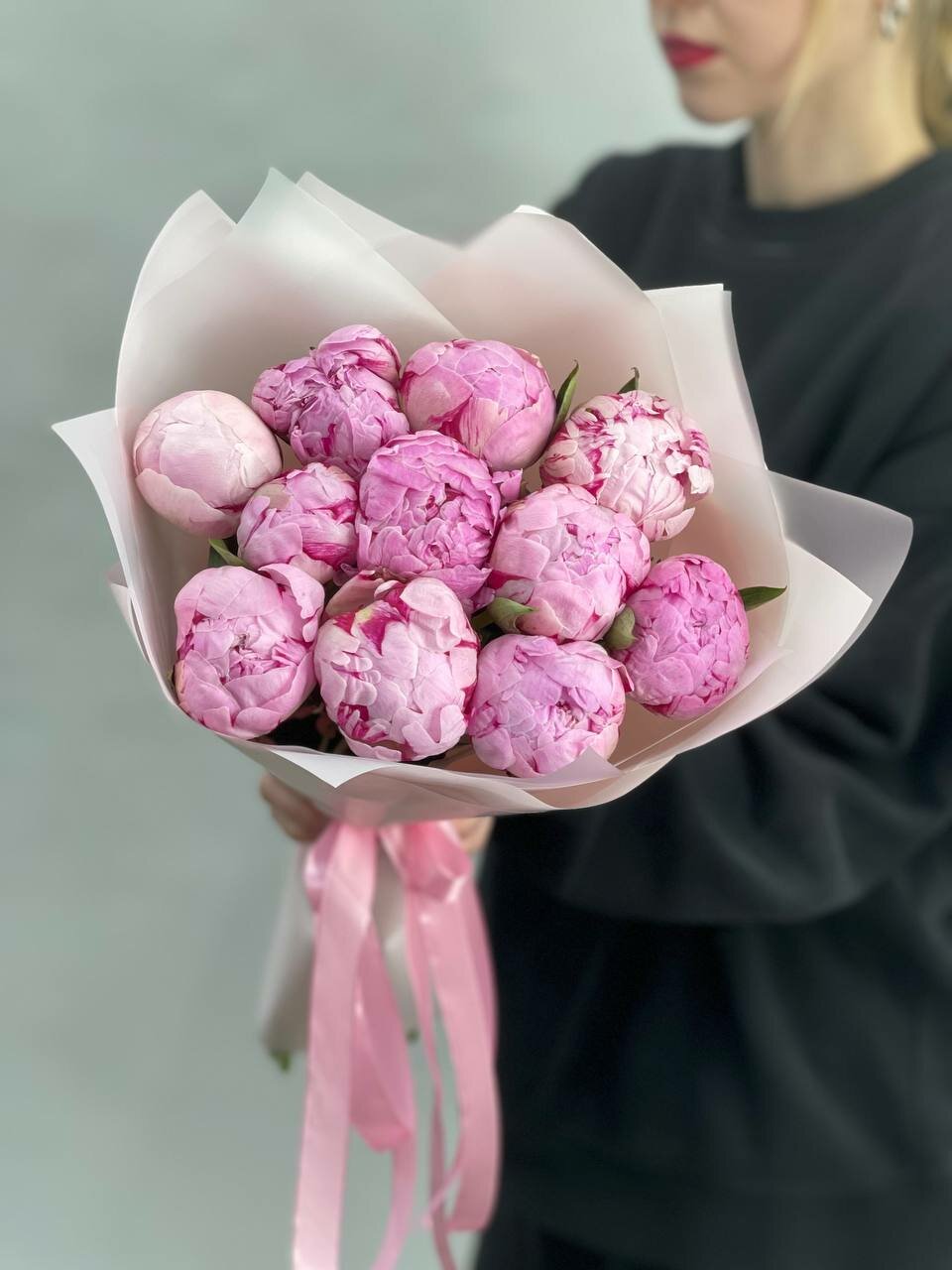 Монобукет из 11 розовых пионов Сара Бернар в нежной упаковке