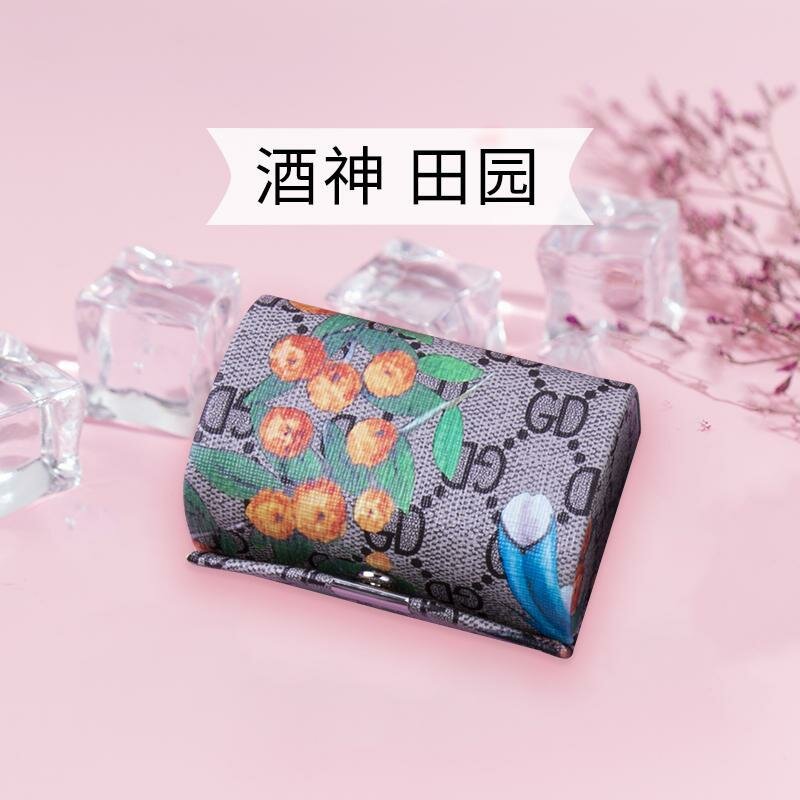 Изысканный портативный футляр для хранения вмещает две помады и оснащен зеркалом для защиты помад, украшений и USB-накопителей.