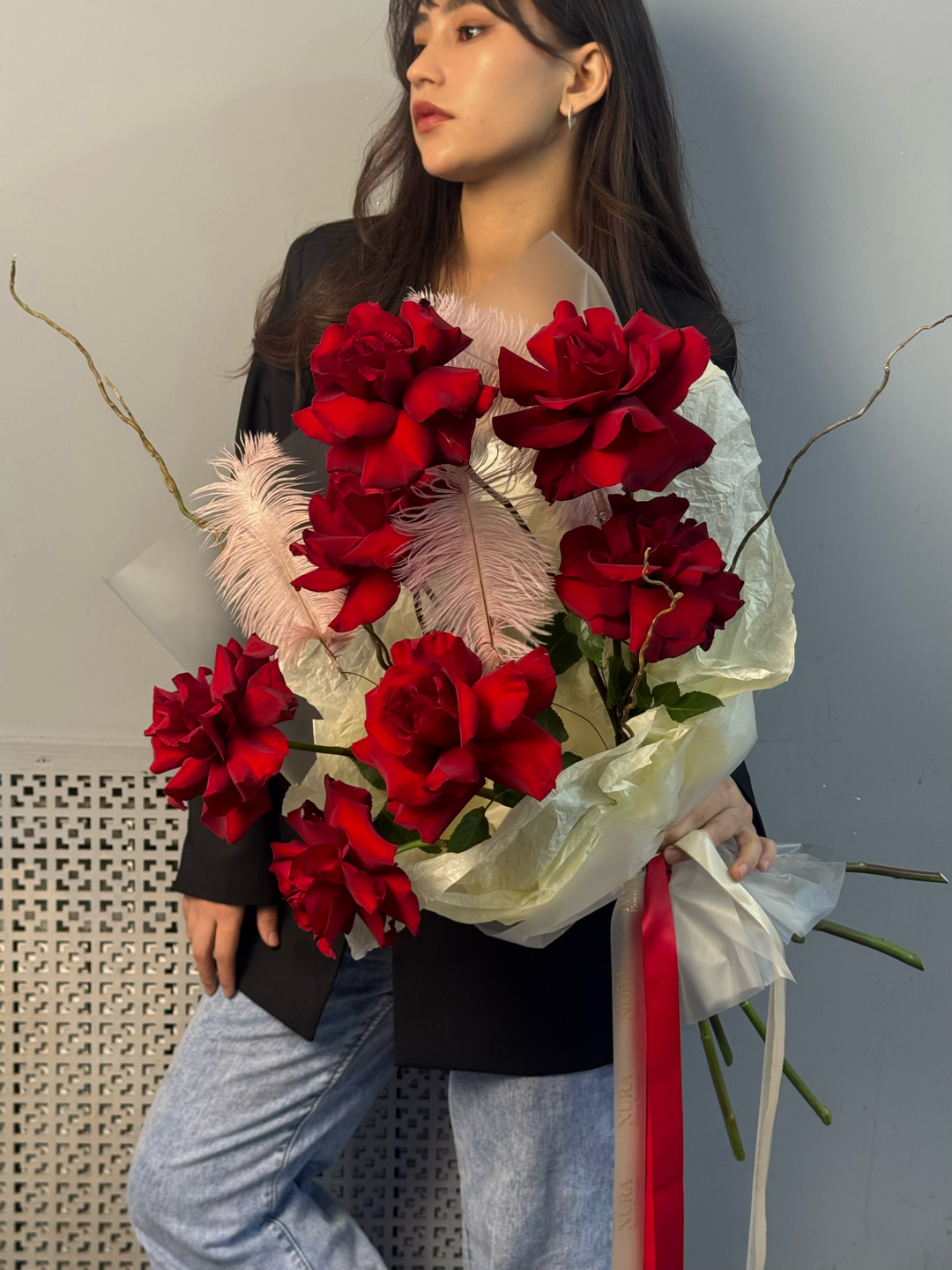 Стильный элегантный букет из 7 французских роз с декоративной веткой в стильном упаковке