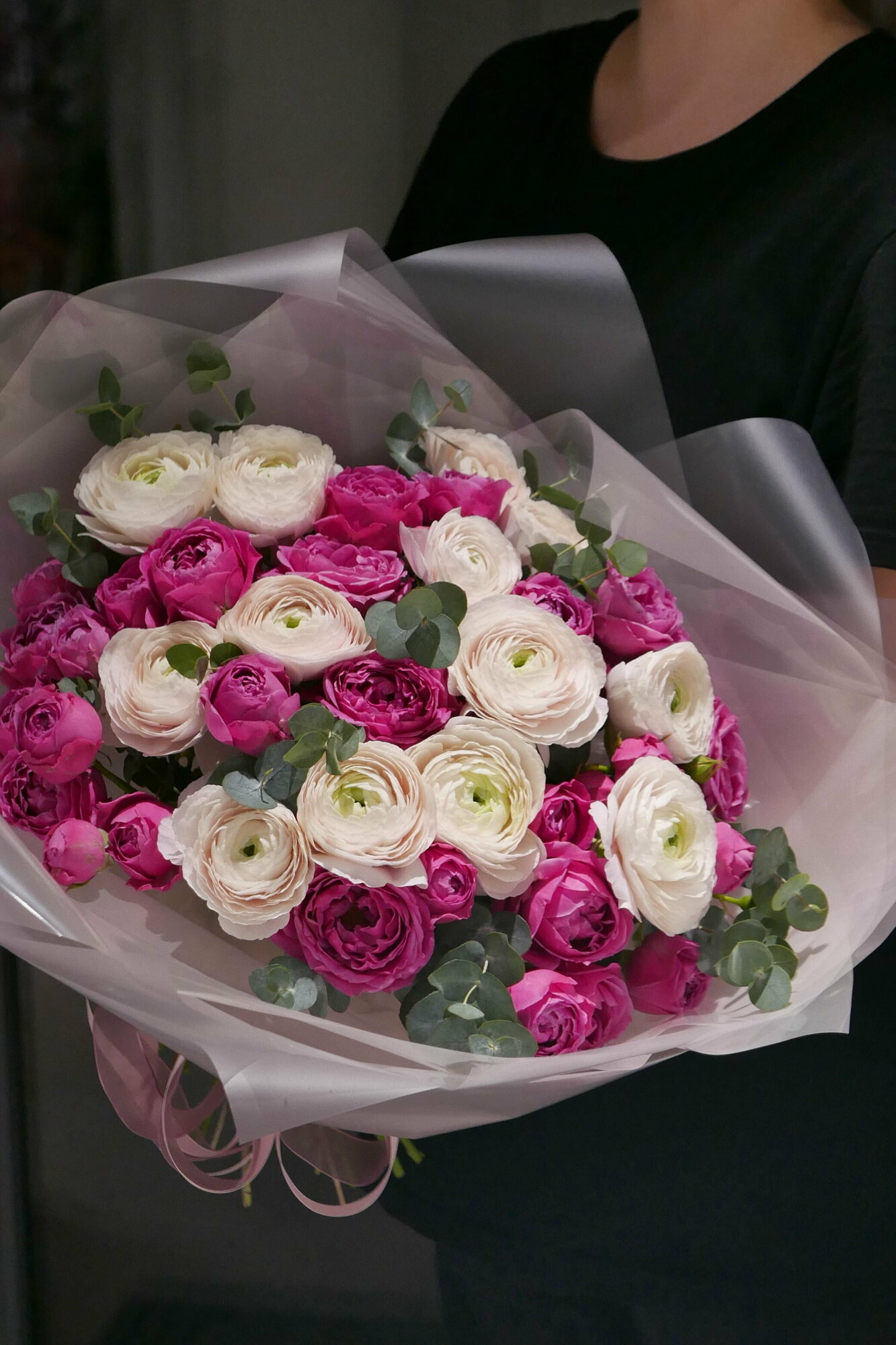 Букет KLUMBA.MOSCOW "Ранункулюсы и Мисти Баблс", розы, лютики, эвкалипт