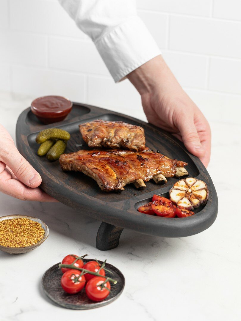 Деревянная доска для сервировки на подставке