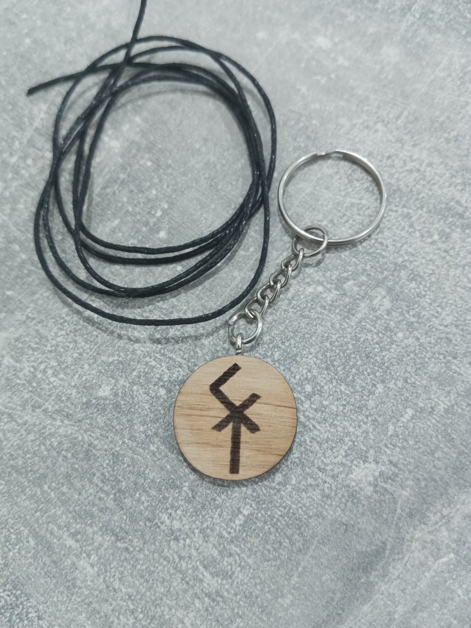 Рунический став на любовь и отношения из натурального дуба. Брелок/кулон