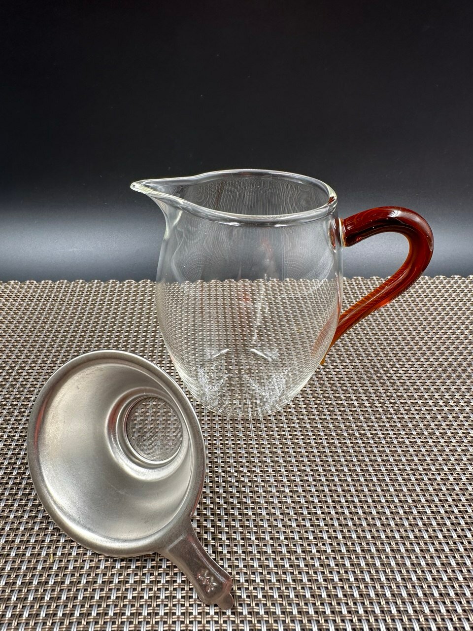 Чахай стеклянный «Кувшин» с ручкой тёмно-коричневого цвета и стальным ситом в комплекте, 350мл.