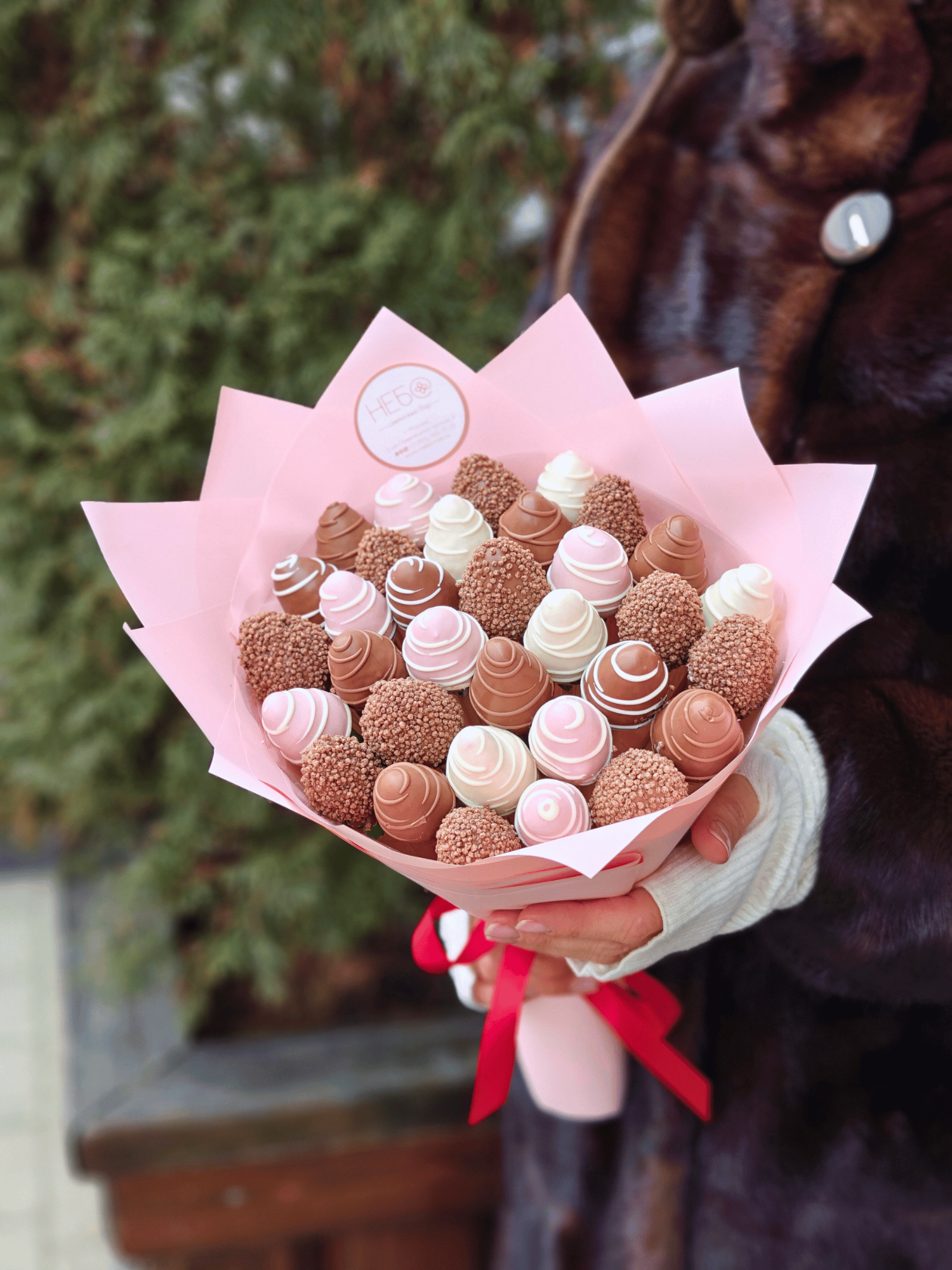 Букет с клубникой в белом и молочном шоколаде, 600 г, Morning 1, розовая упаковка