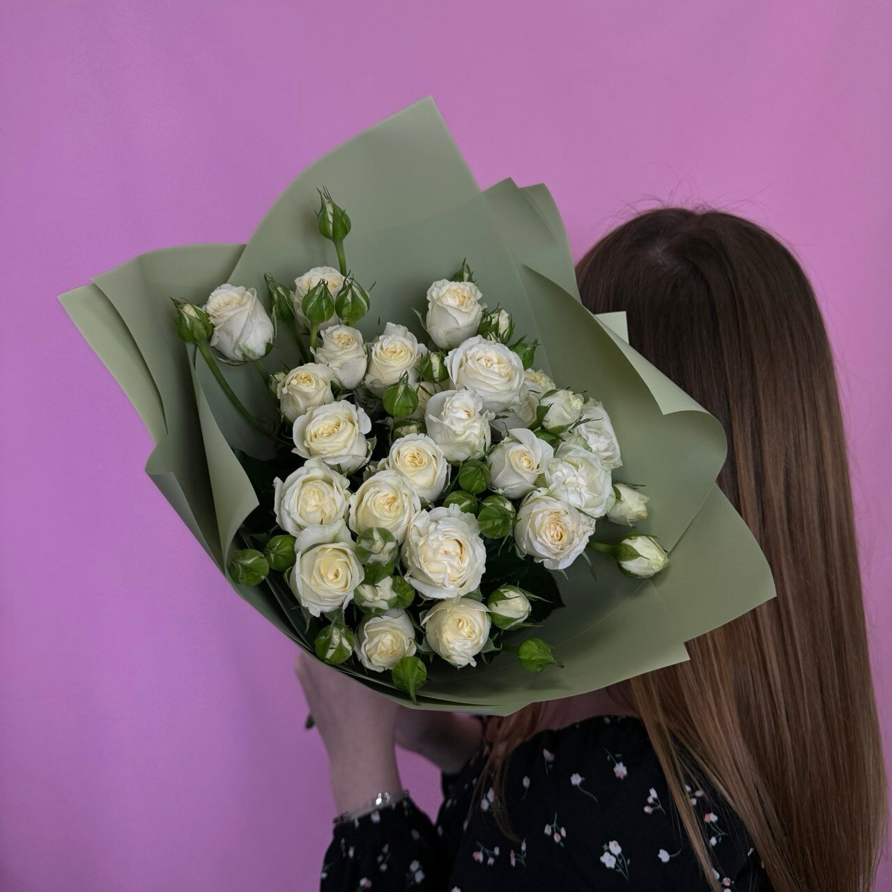 Букет из 5 кустовых белых роз