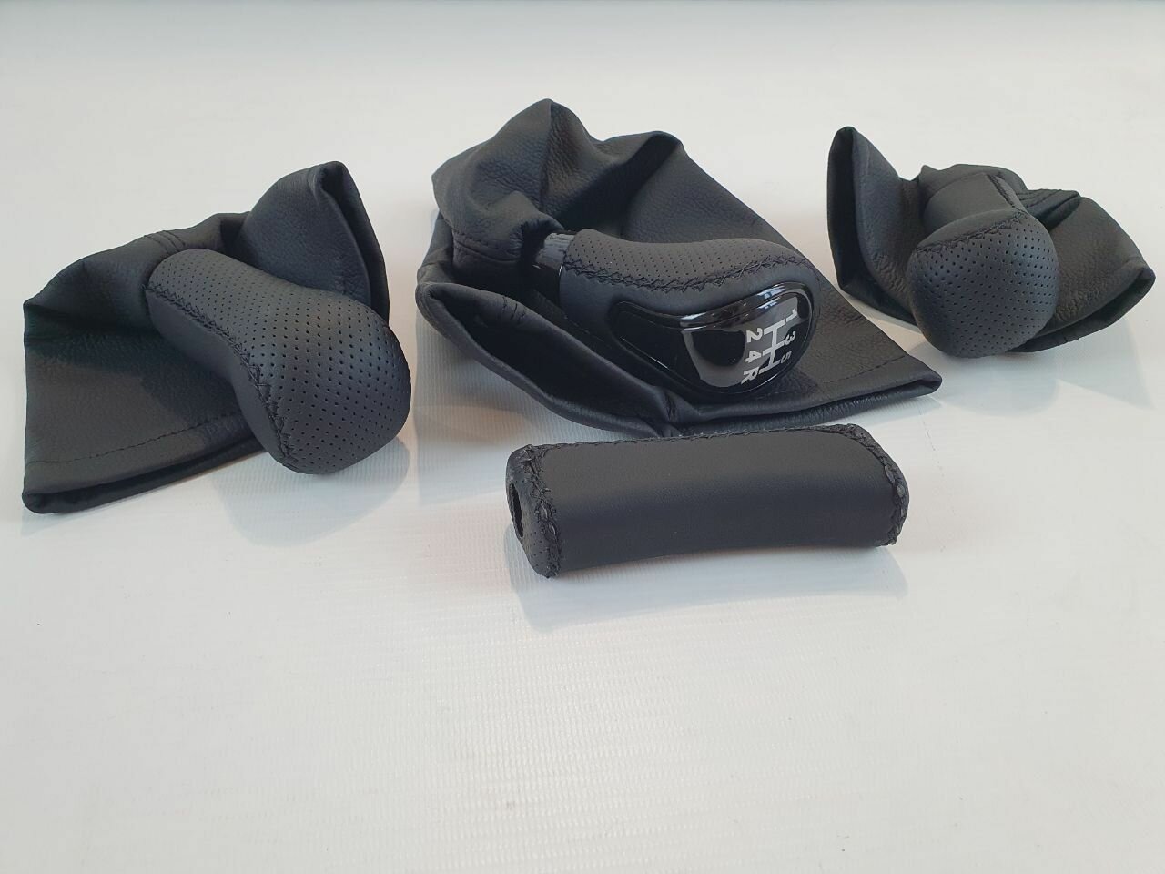 Комплект ручек КПП, раздатки и ручника 2121 в стиле 2180, черная строчка