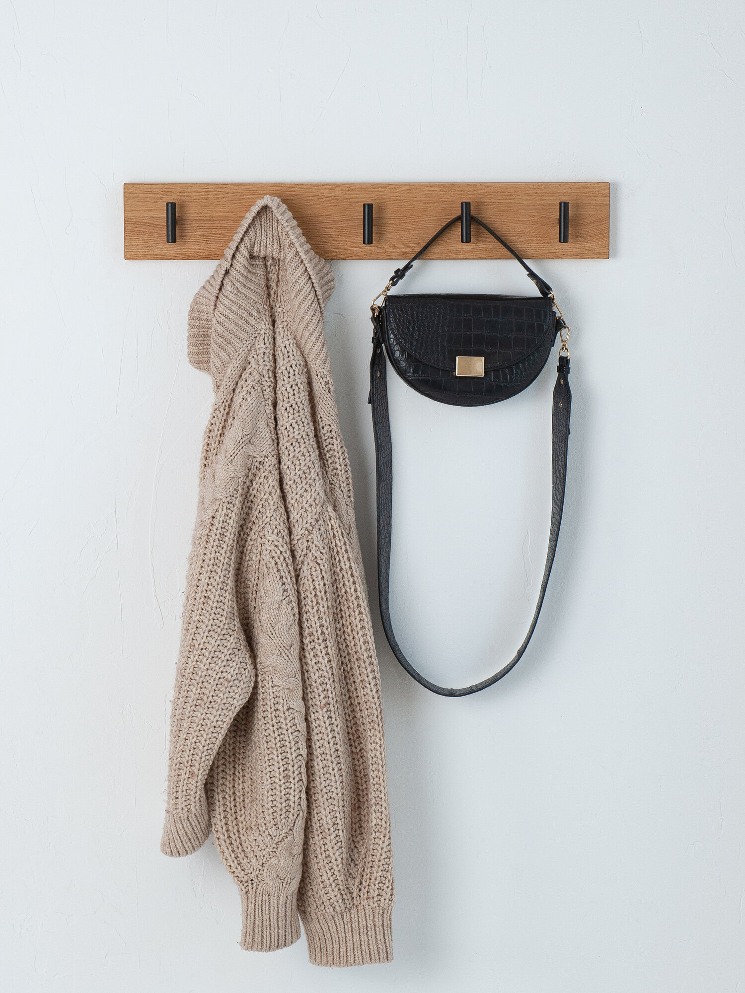 Вешалка настенная SONOMA Home, массив дуба, 5 чёрных крючков, ручная работа, покрытие бесцветным маслом